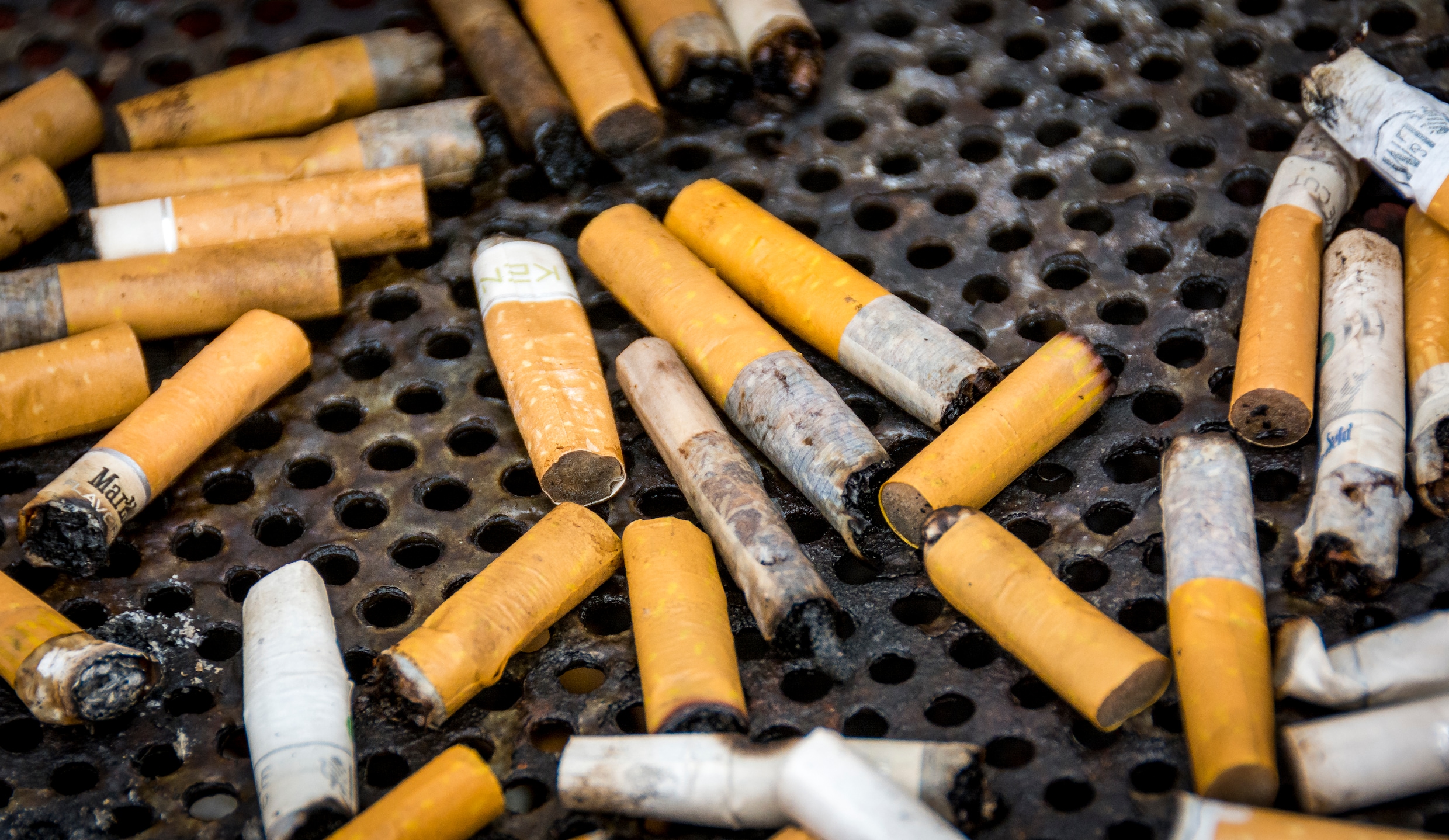 Roken in de ban rondom scholen, sportclubs en ziekenhuizen | Het Parool