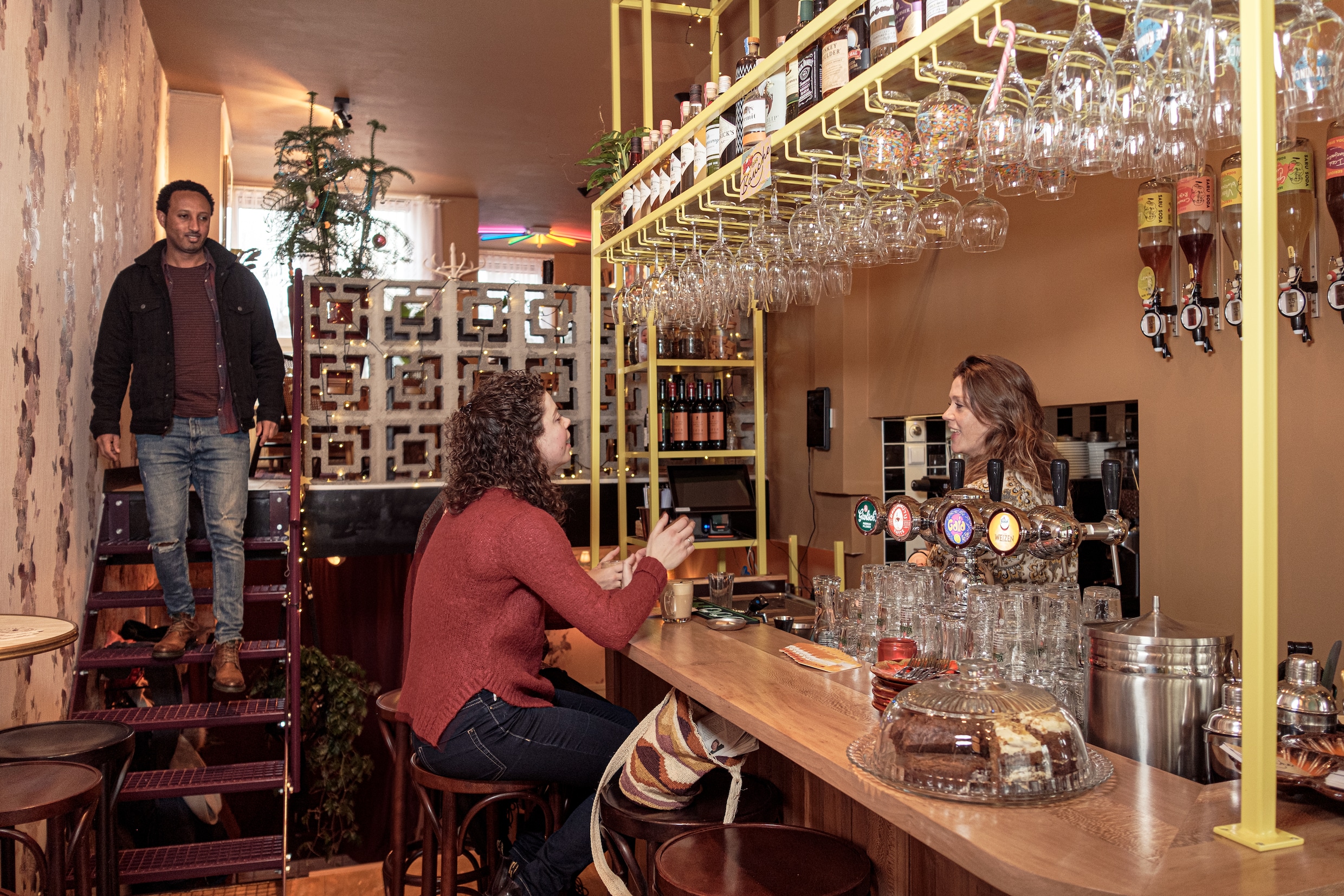 Bar Bouche op de Wibautstraat is een geschikte borrelplek voor vrienden ...