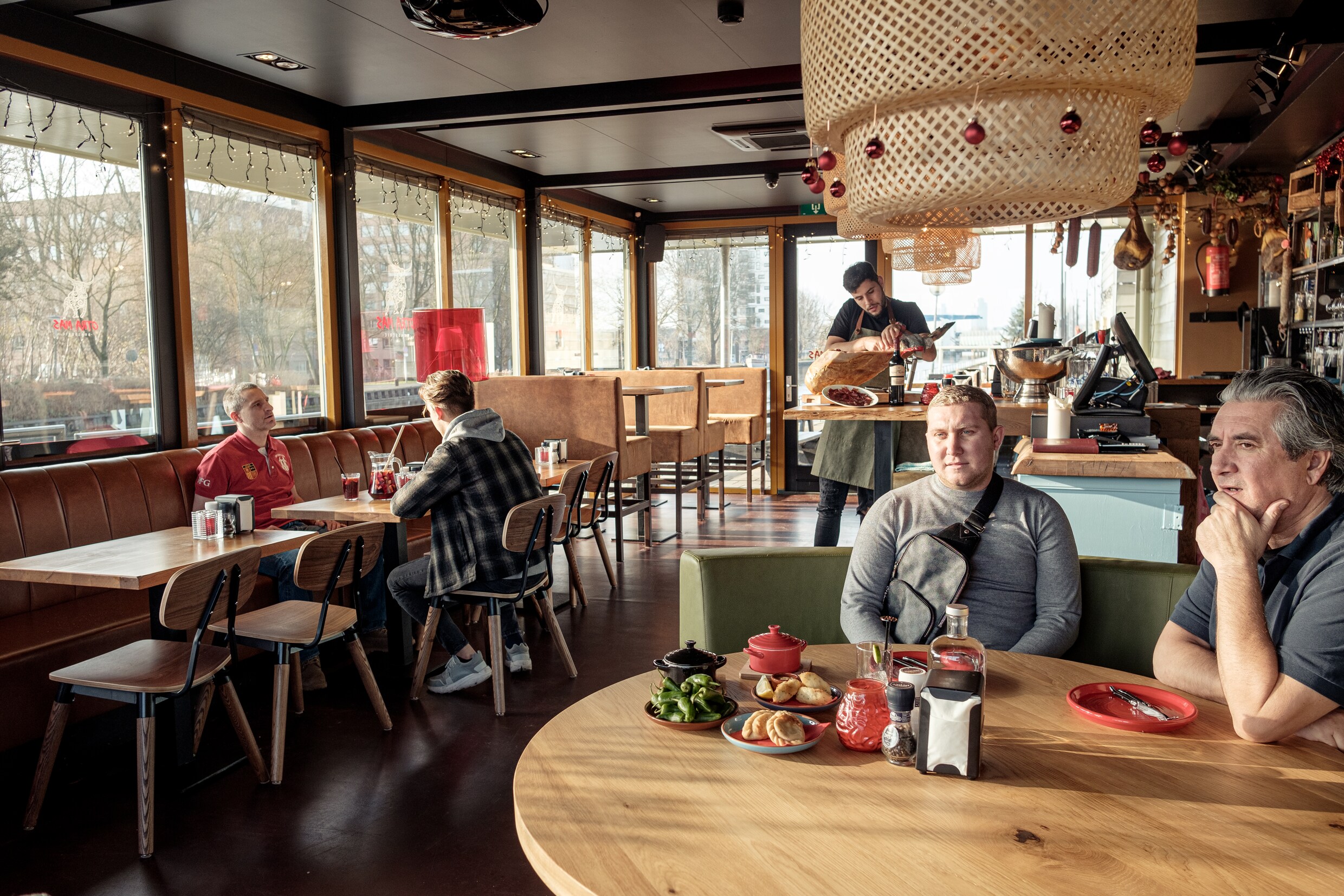 Bij Otra Más serveren ze tapas en wijnen uit héél Spanje | Het Parool