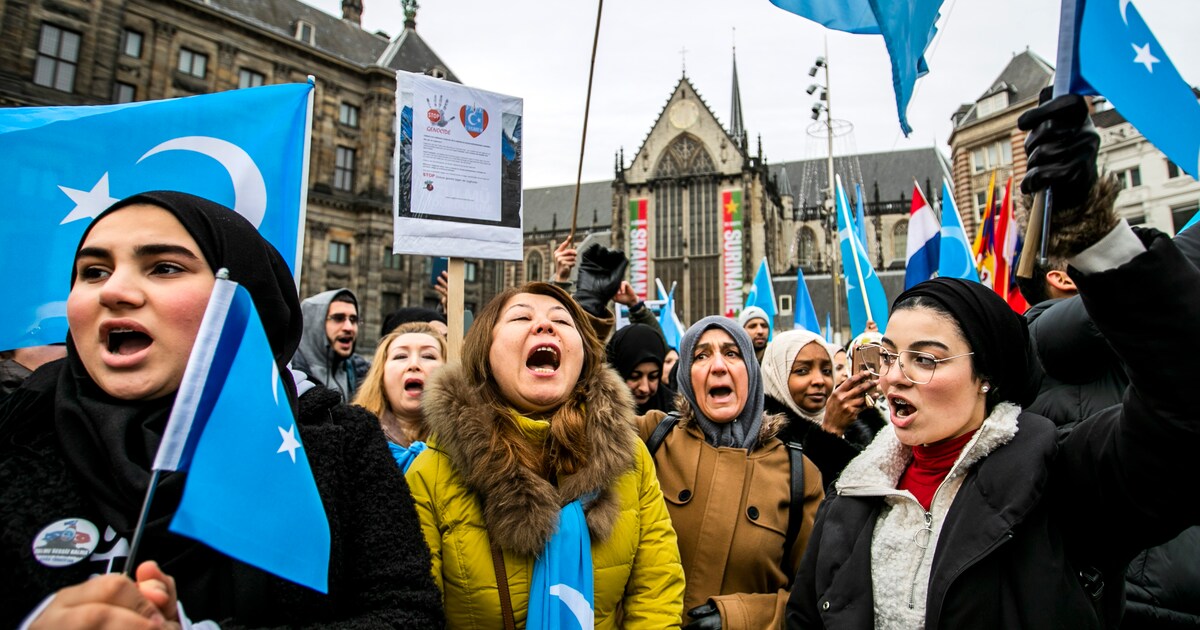 Honderden demonstranten op de Dam voor Oeigoeren in China | Het Parool