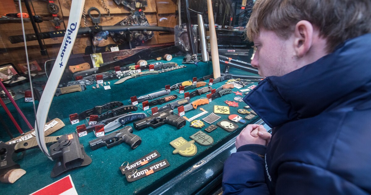 Kabinet wil verkoop messen aan jongeren verbieden | Het Parool