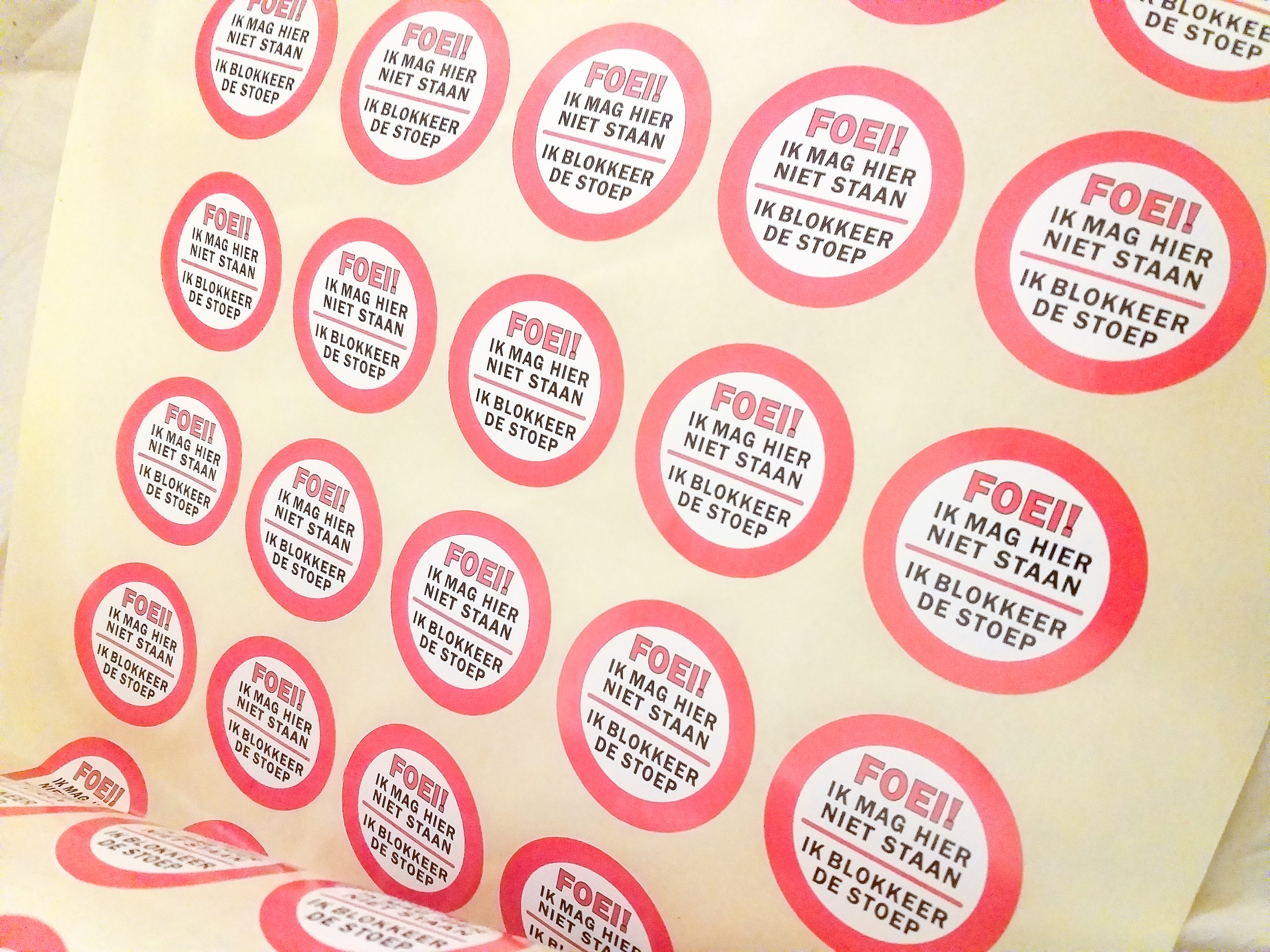 Stickers tegen parkeren op stoep razendsnel uitverkocht | Het Parool