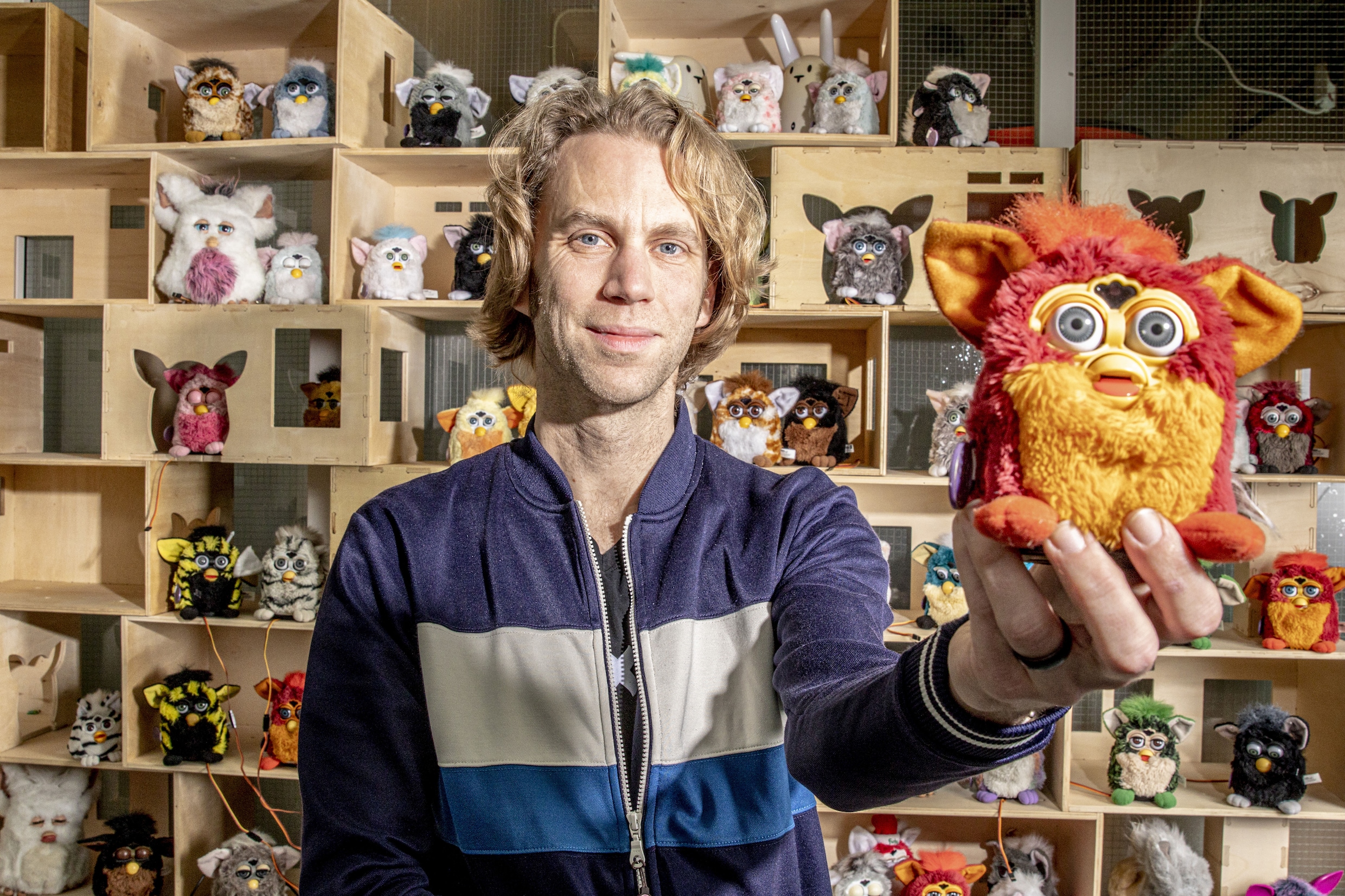 Omstreden knuffel Furby maakt een comeback: ‘Het Pentagon vreesde dat ...
