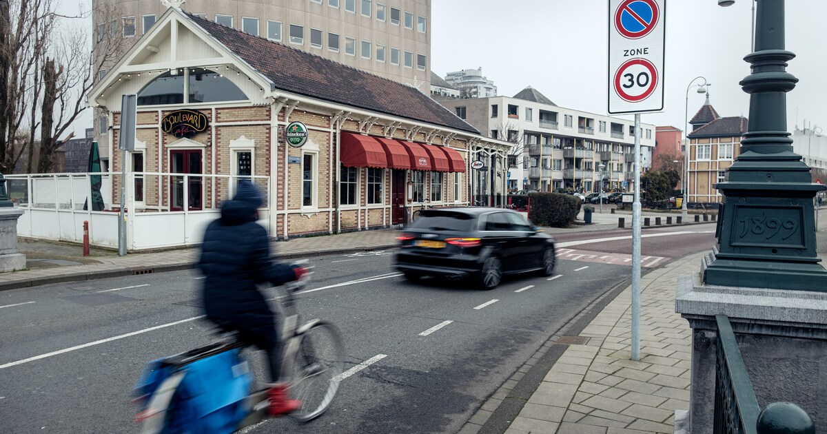 Grote steden willen snelheid omlaag: overal 30 km per uur binnen bebouwde kom | Het Parool