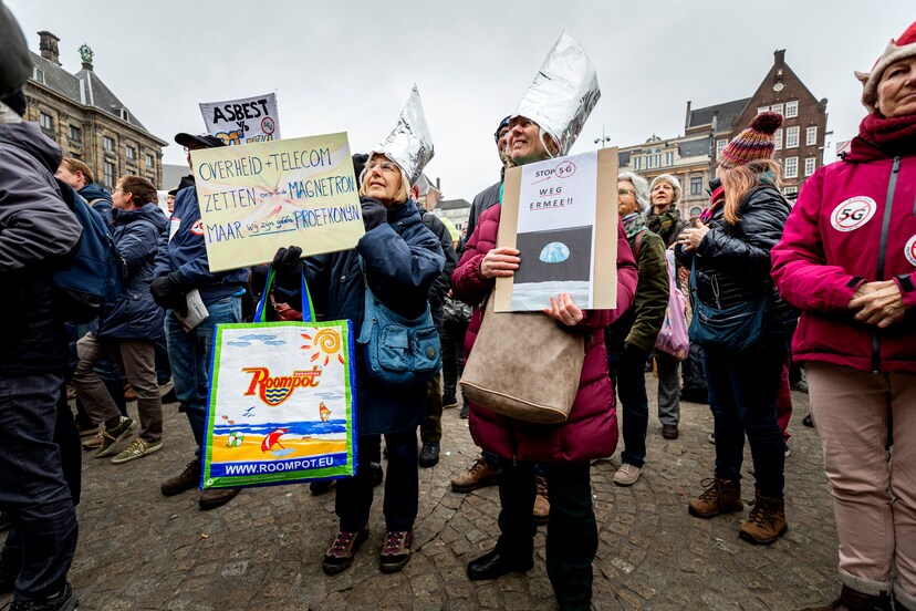Honderden demonstranten op de Dam: ‘5G maakt alle leven kapot’ | Het Parool