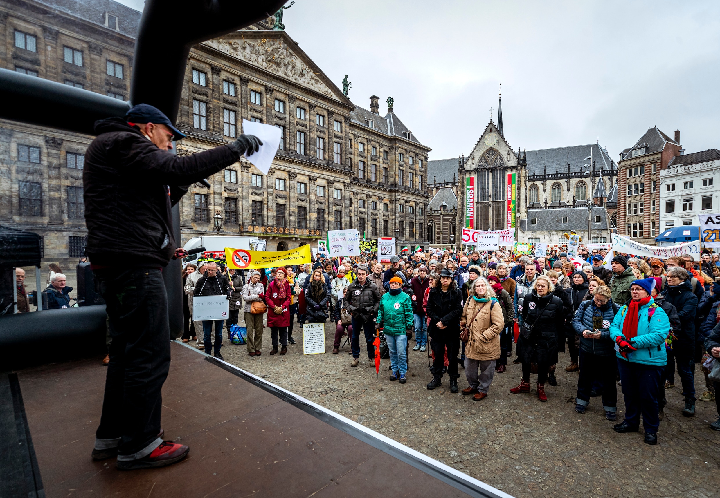 Honderden demonstranten op de Dam: ‘5G maakt alle leven kapot’ | Het Parool