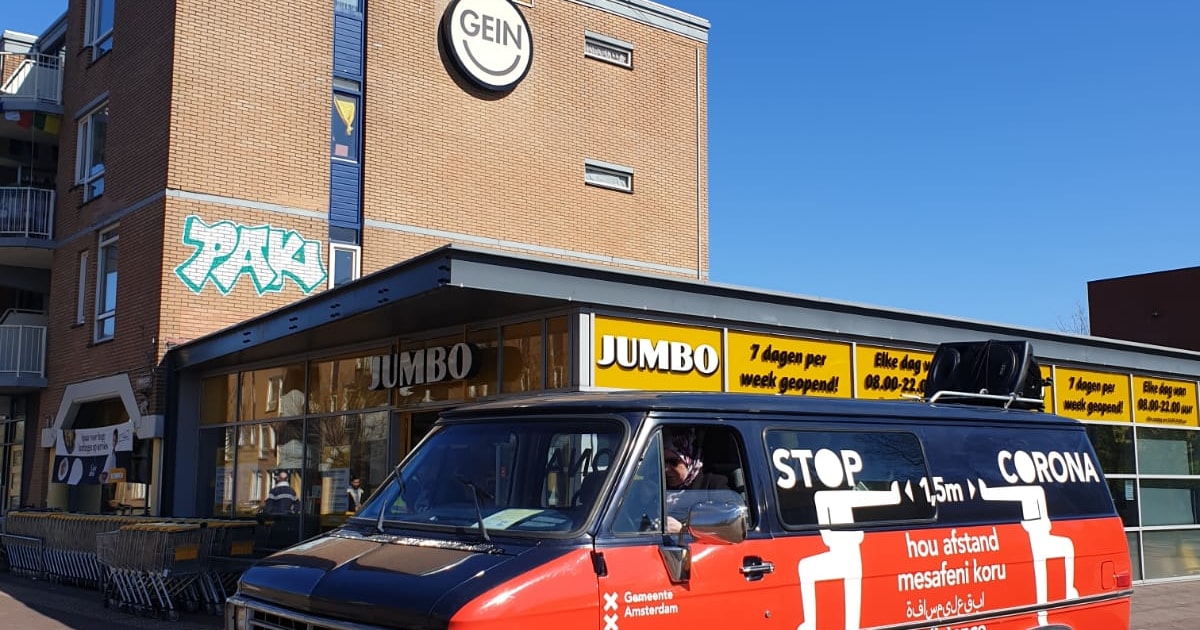 In acht talen roept de ‘Social Distance Bus’ Amsterdammers op afstand ...