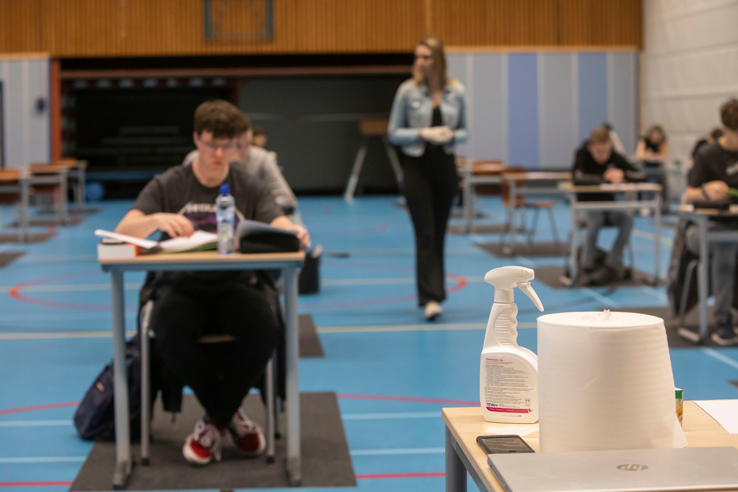 ‘Witte jas’ moet ouders en leraren overtuigen dat scholen weer open ...