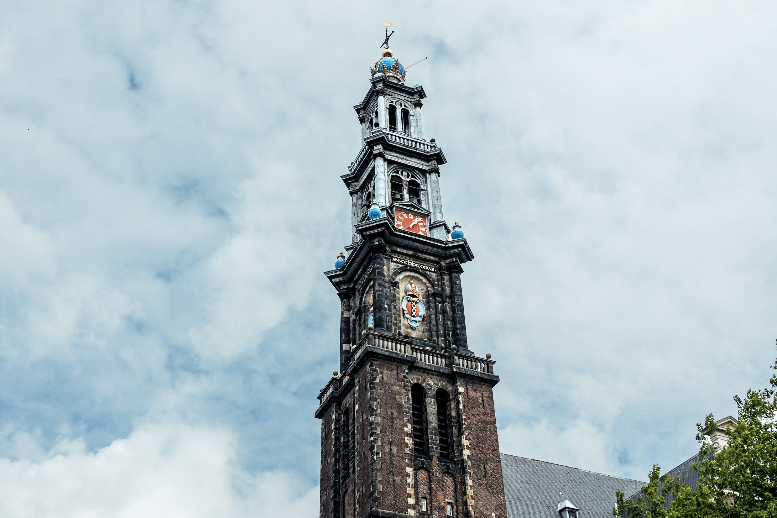 Klokken Westertoren sloegen vandaag niet om twaalf, maar om vijf voor ...