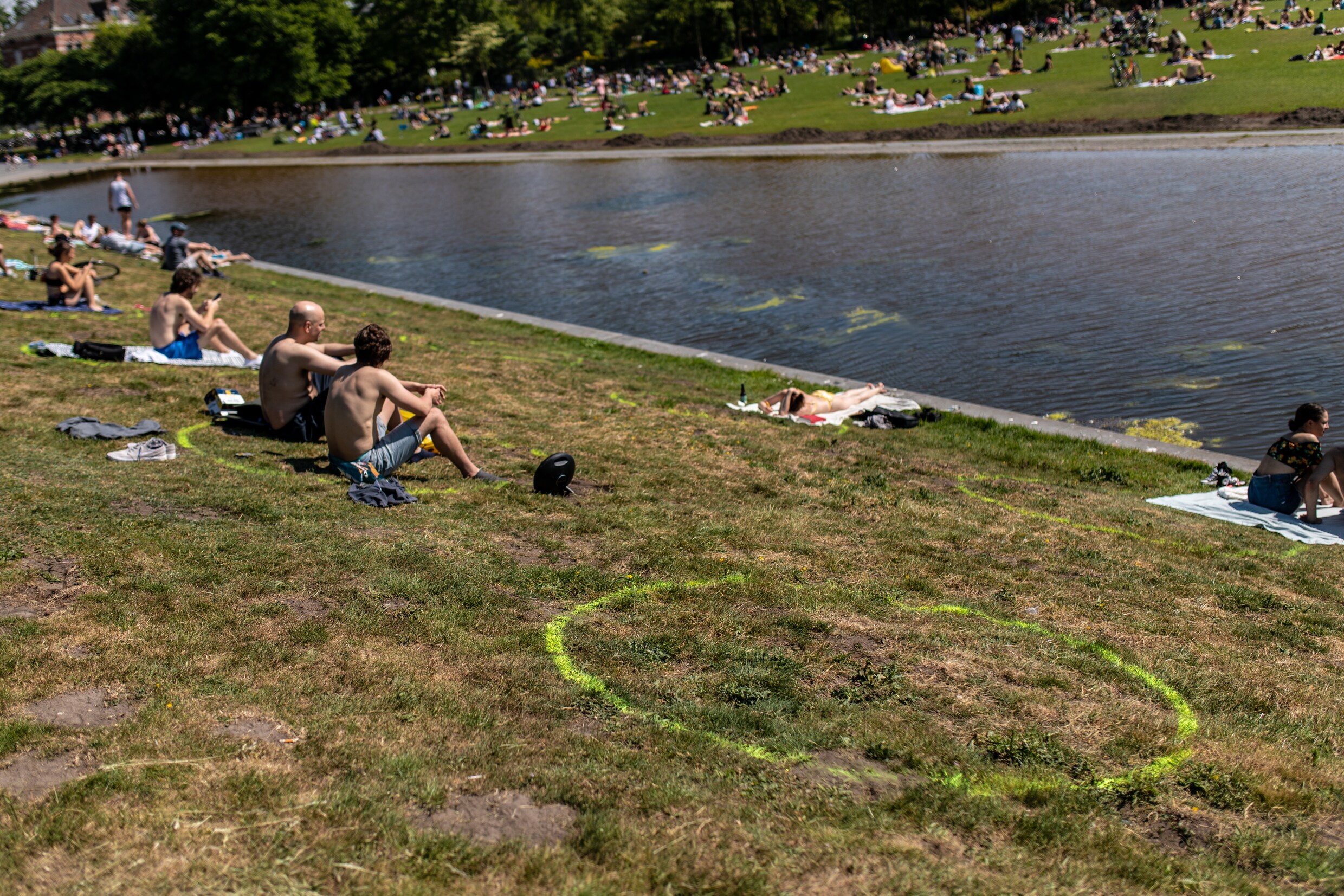 Grote drukte bij parken en stranden, politie stuurt bezoekers weg | Het ...