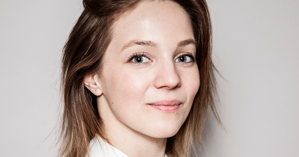 Geluidskunstenaar Elise ’t Hart stopte toetsenbord en poes in een ...