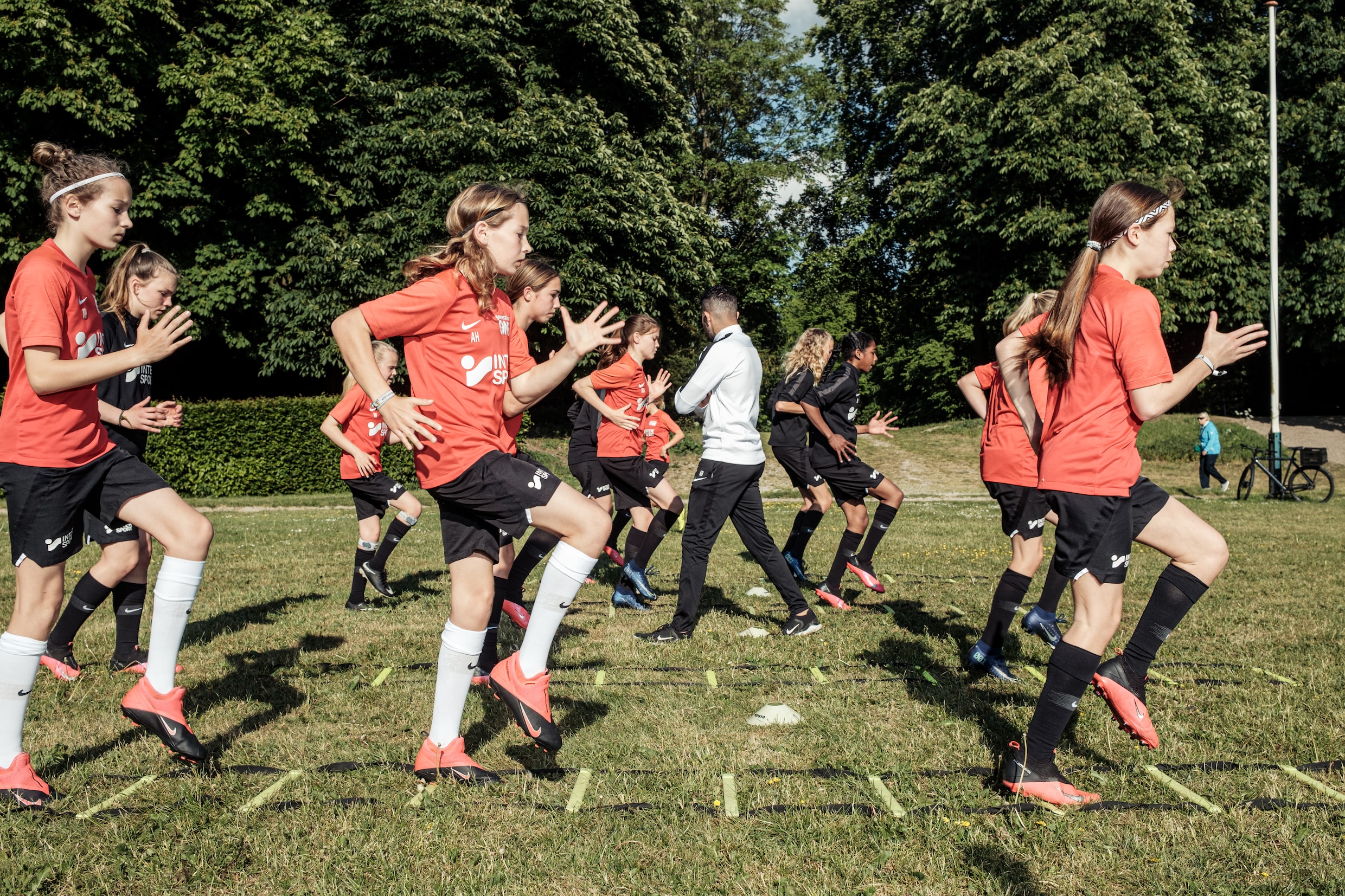 Amsterdam trekt geld uit voor meidenvoetbal: ‘Iedereen is daarbij ...