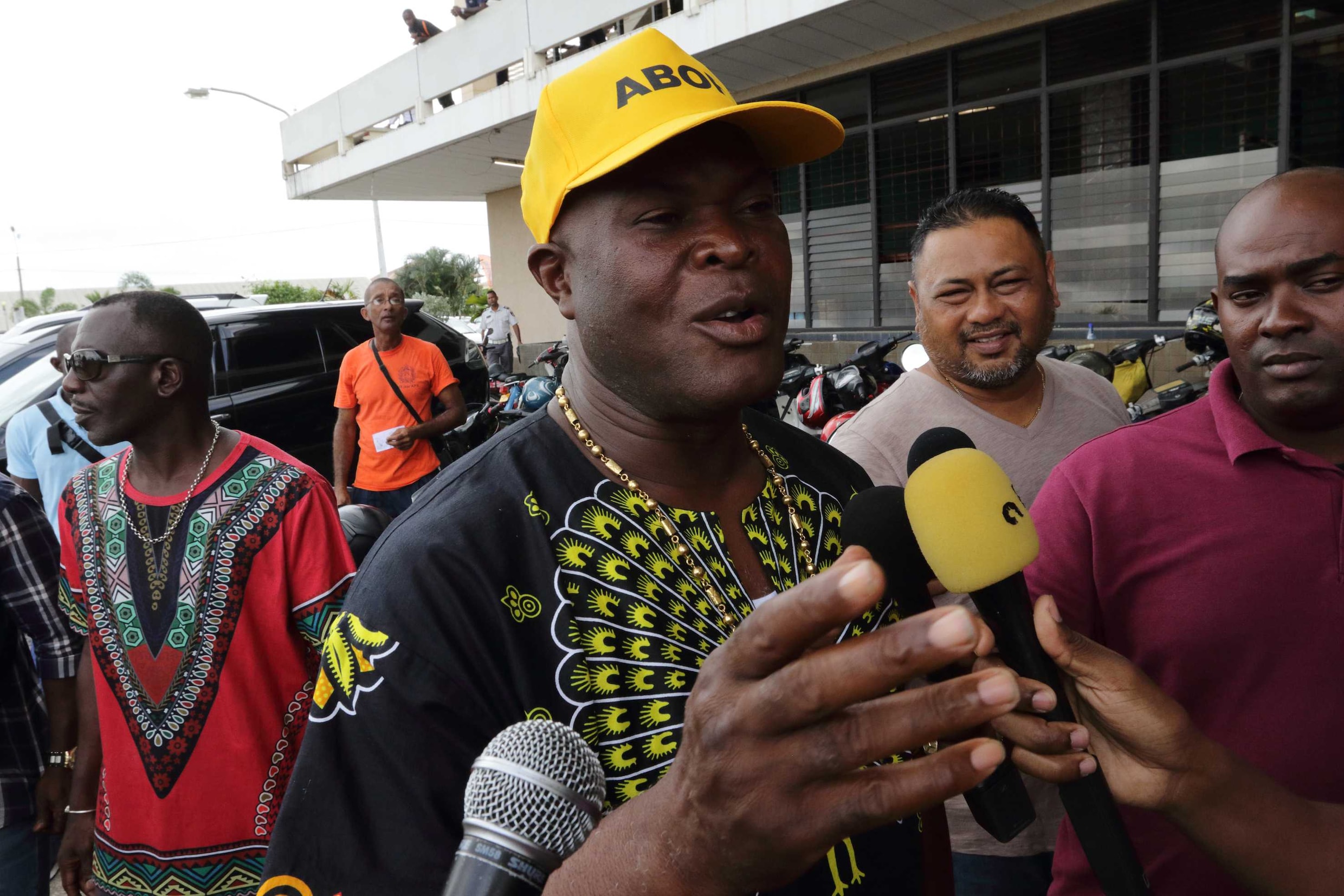 Oppositie Suriname: ‘Kleinzoon Bouterse nam dozen uit stembureau mee ...