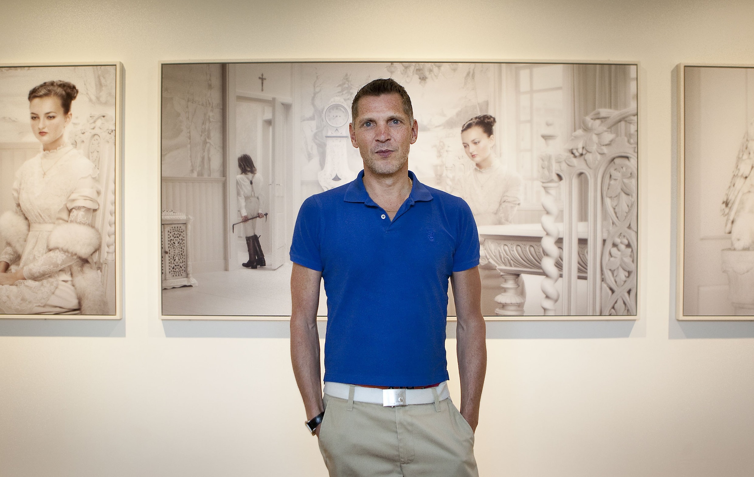 Erwin Olaf signeert boeken | Het Parool