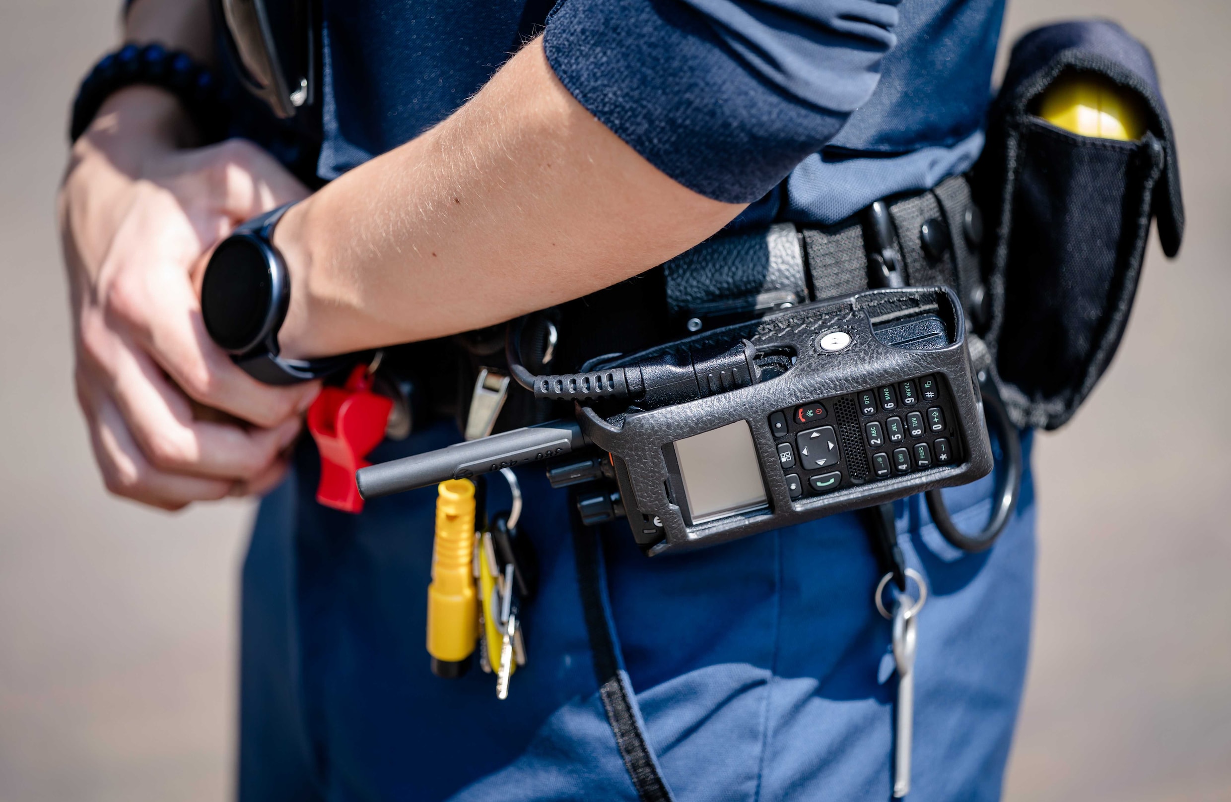 Halsema wil korte wapenstok voor Amsterdamse handhavers | Het Parool