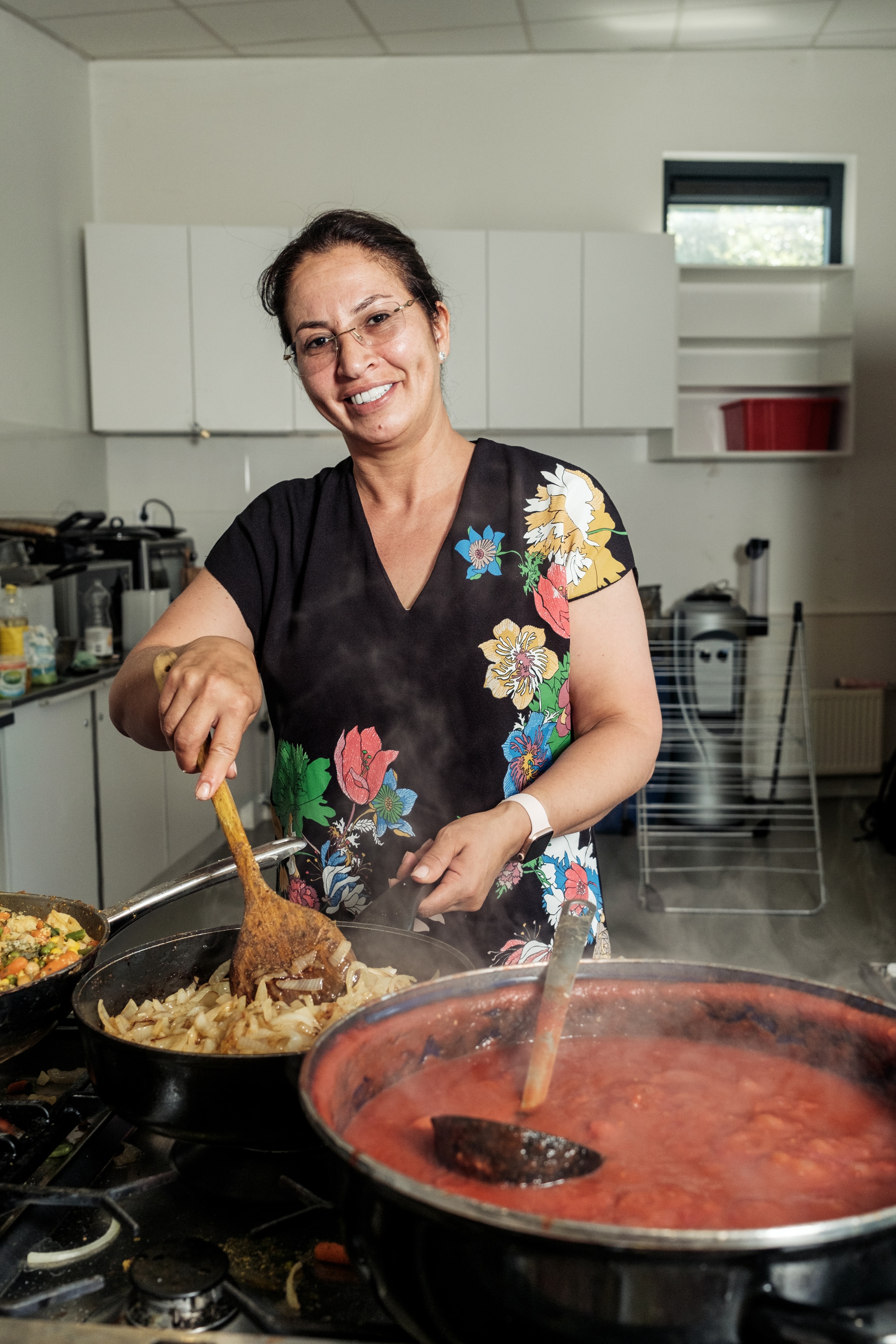 Malika Frindi deelt met De Dappere Dames maaltijden uit aan kwetsbaren ...