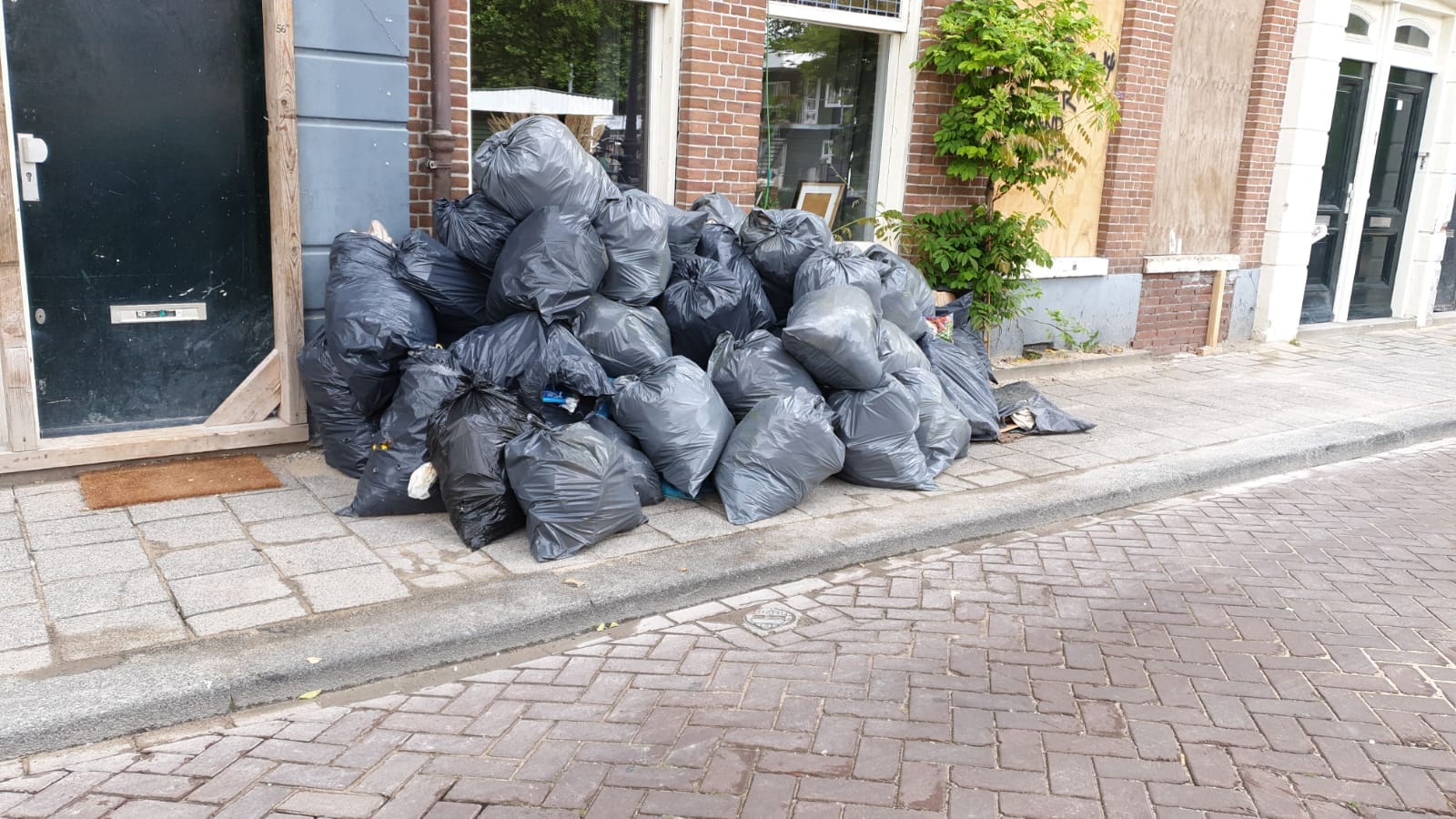 Bewoners Marnixkade: ‘De straat is een vuilnisbelt geworden’ | Het Parool