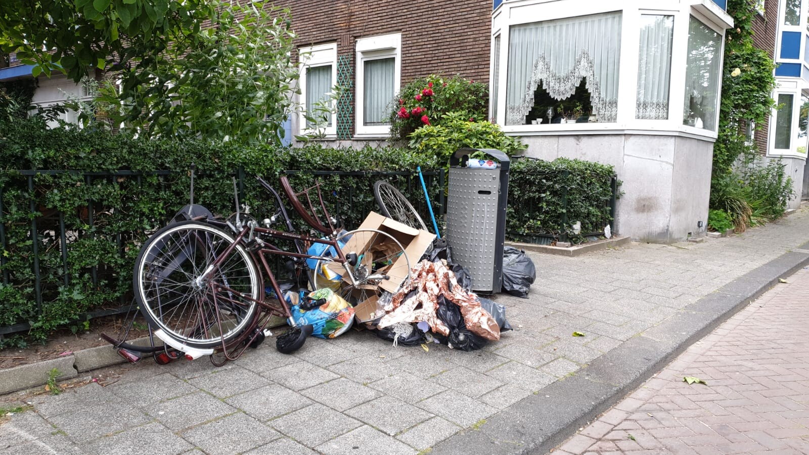 Bewoners Marnixkade: ‘De straat is een vuilnisbelt geworden’ | Het Parool