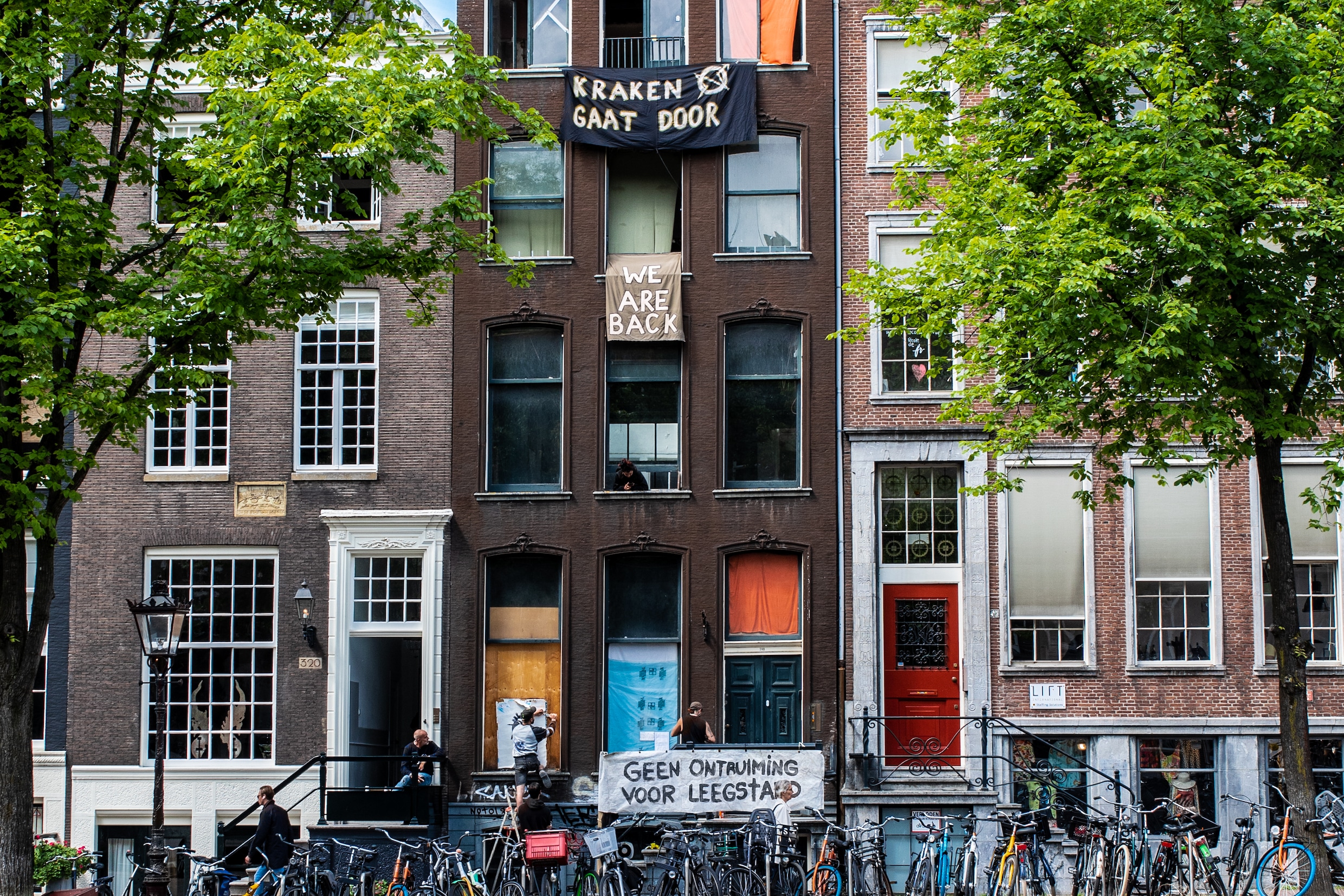 ‘Leegstand is een misdaad’: twee panden gekraakt in centrum Amsterdam ...