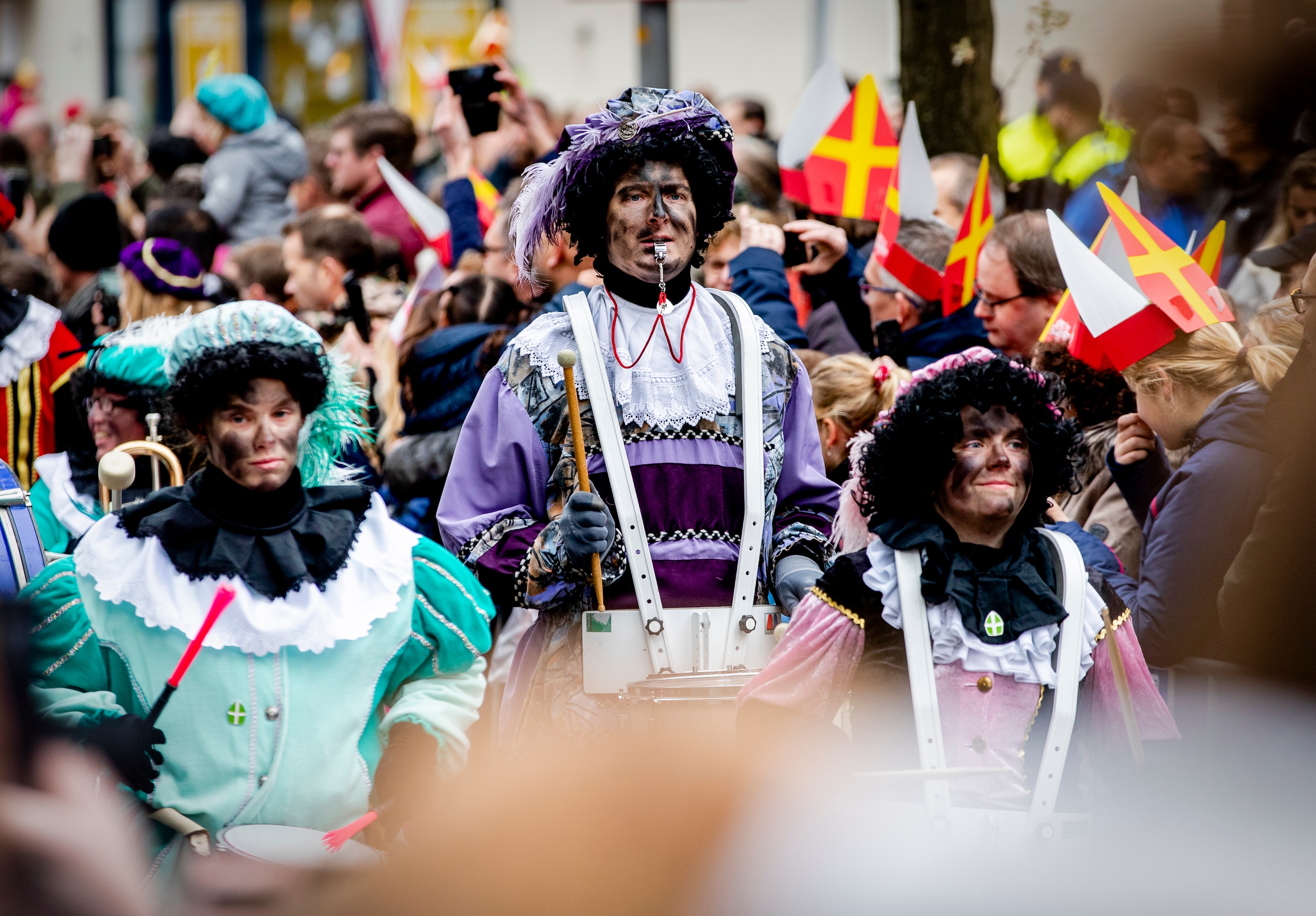 Onderzoek onder 210 gemeenten: Zwarte Piet is nu echt roetveegpiet ...