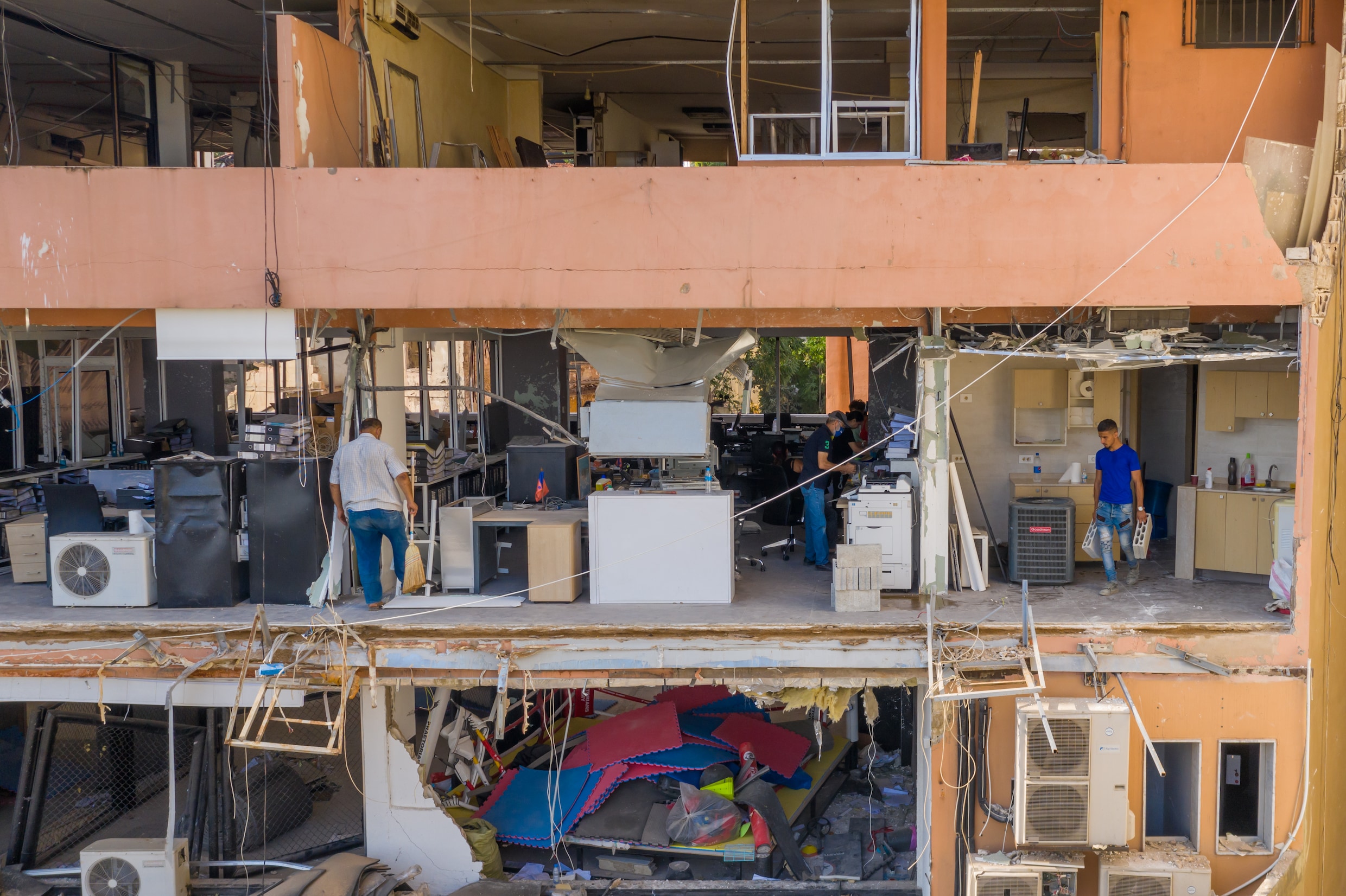 Doe-het-zelf in Beiroet twee weken na de explosie | Het Parool