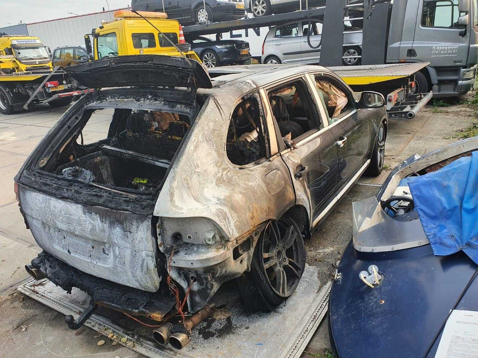 Acht ‘luxe auto’s’ in brand gestoken op de Keizersgracht | Het Parool