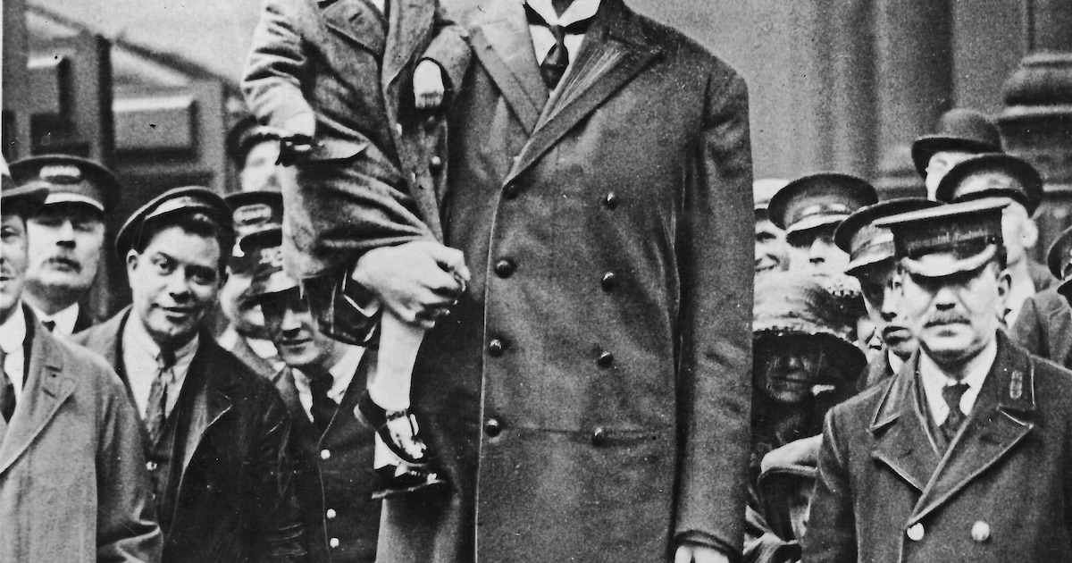 Het verhaal van de 2,42 meter lange Amsterdammer Albert Kramer | Het Parool