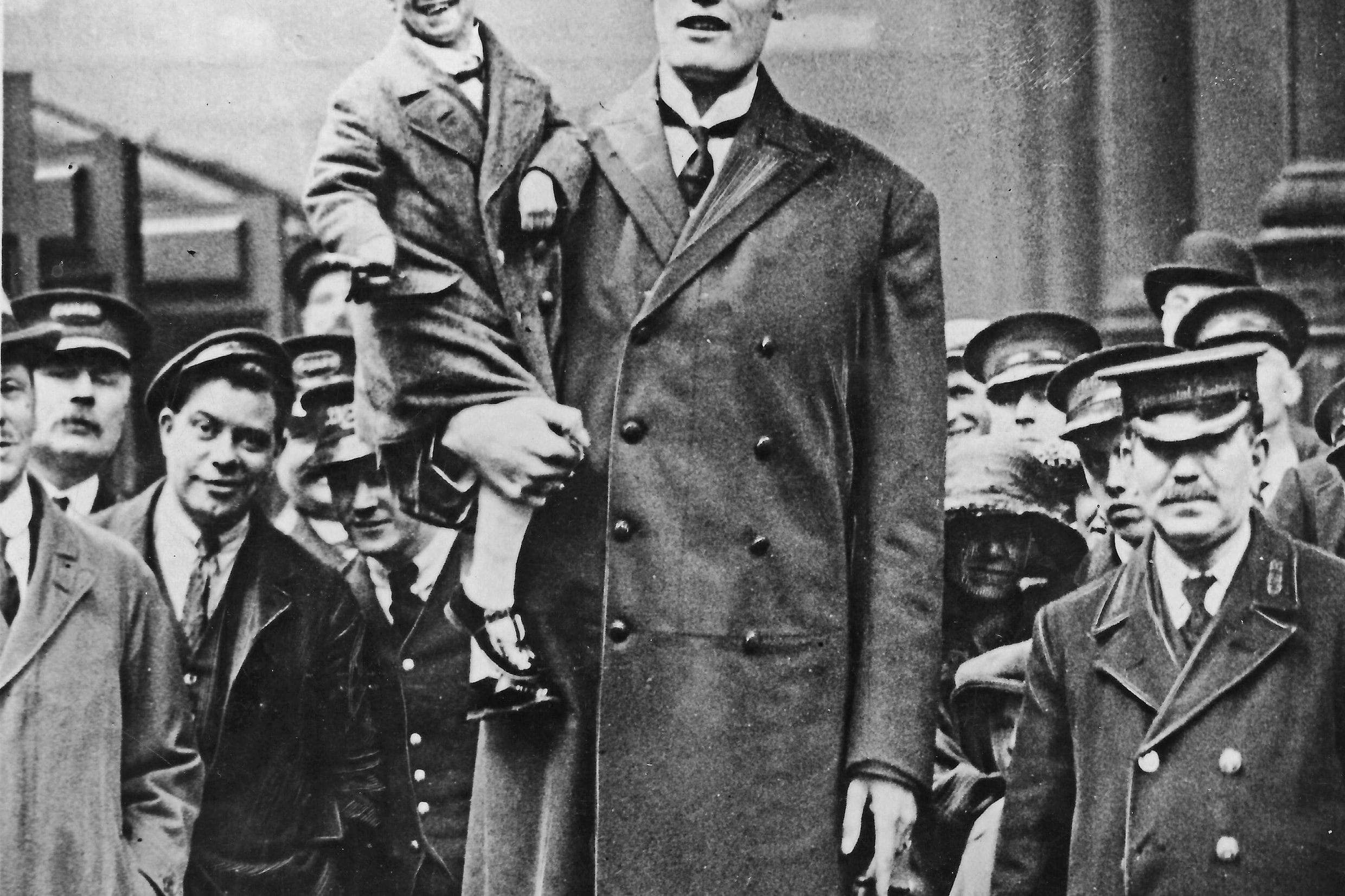 Lange Appie uit De Pijp was 2 meter 42 en had schoenmaat 65: ‘Waar ik ...