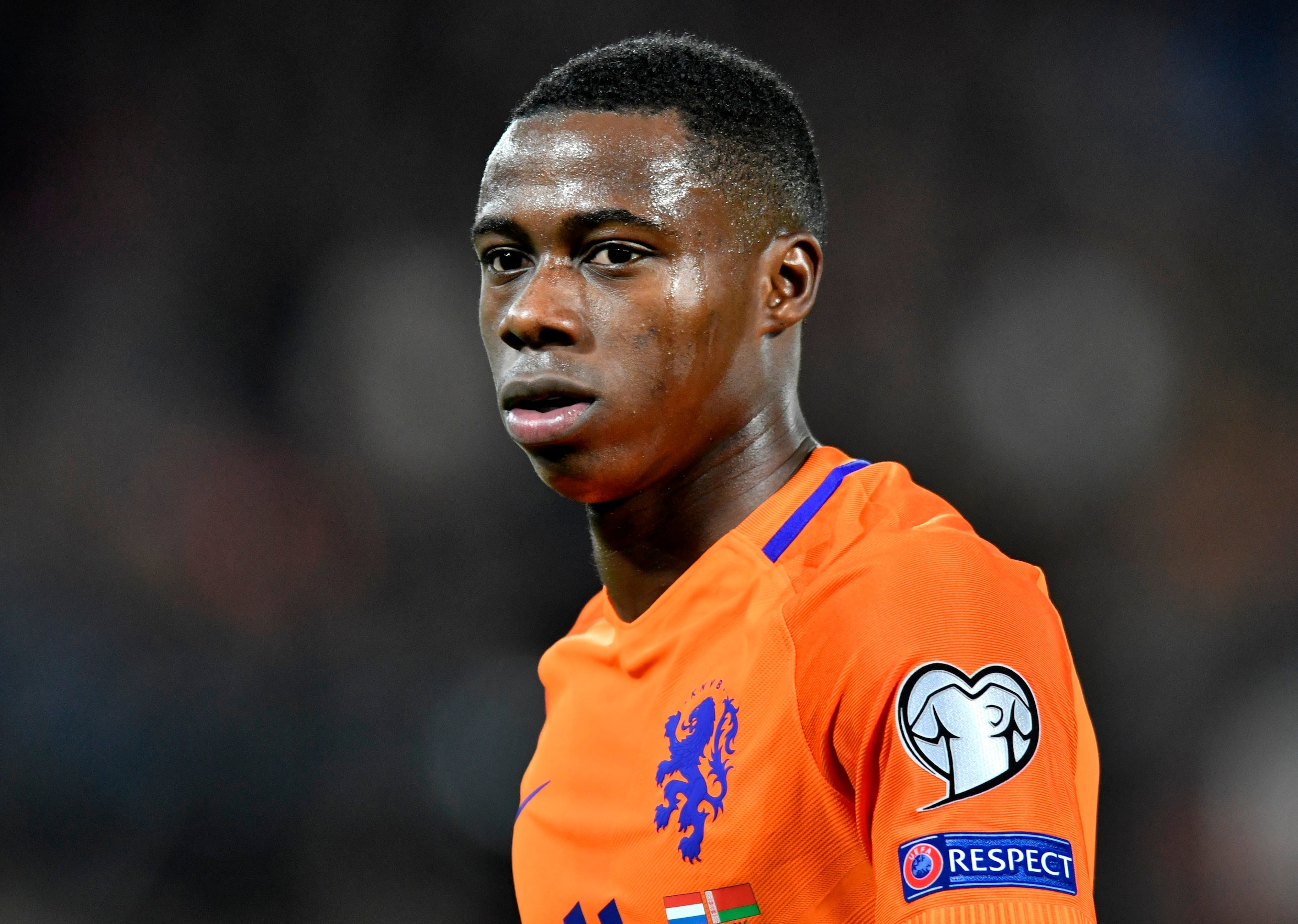 Wie is Quincy Promes? ‘De voetbalwereld is een poppenkast en Quincy een ...