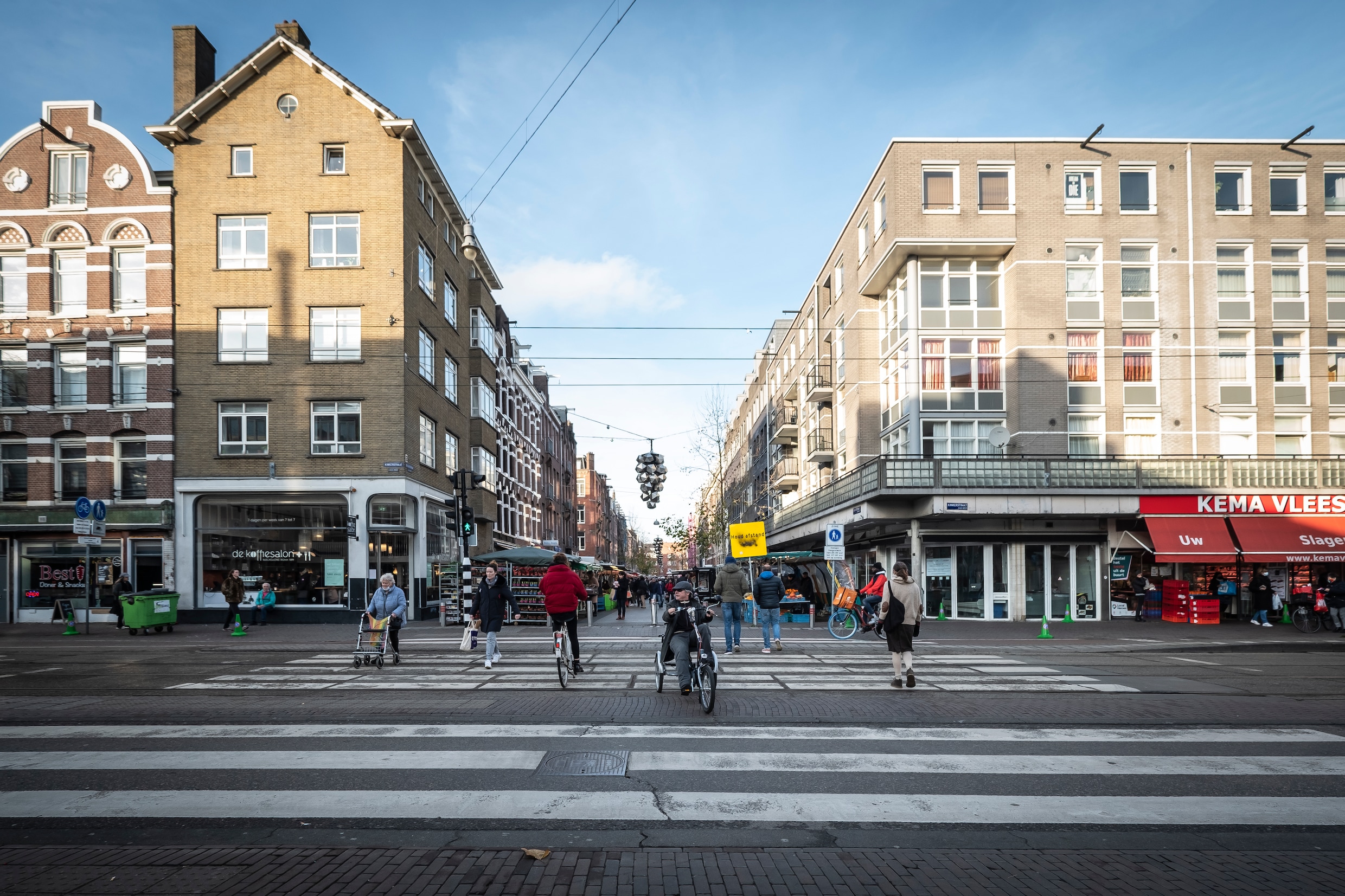 De Kinkerstraat in de crisis: gelukkig mag je nog oliebollen verkopen ...