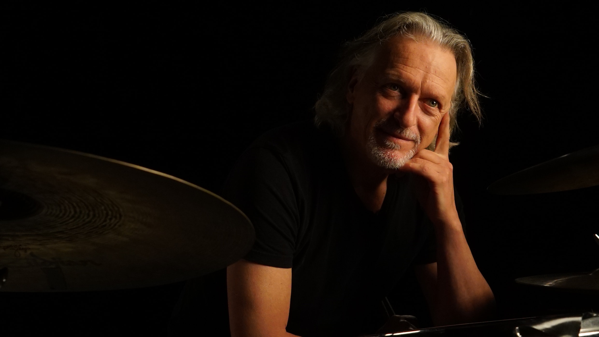 Weduwe cabaretier Jeroen van Merwijk ruziet met zijn broer over ...