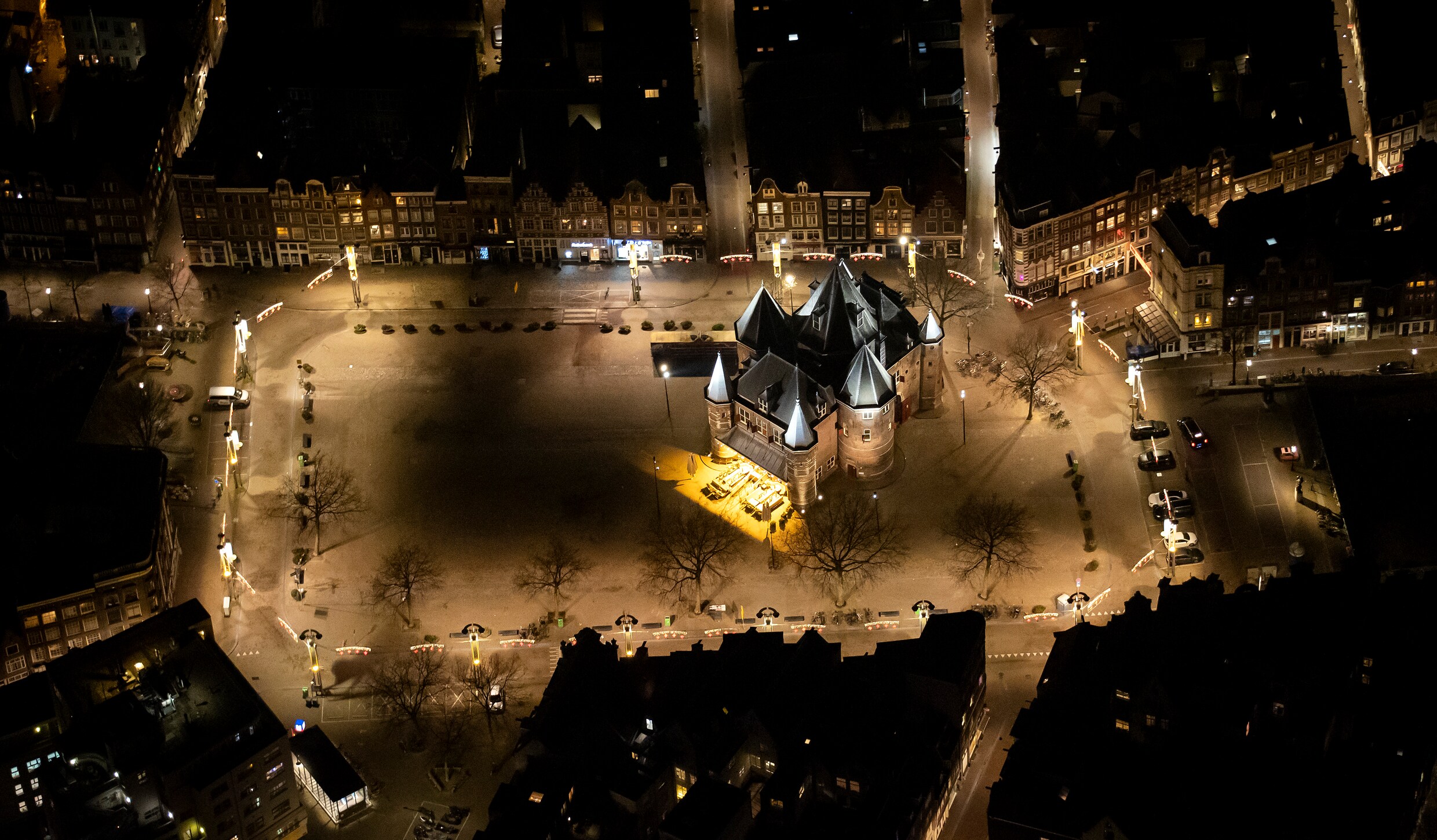 In beeld: een verlaten Amsterdam tijdens de avondklok | Het Parool