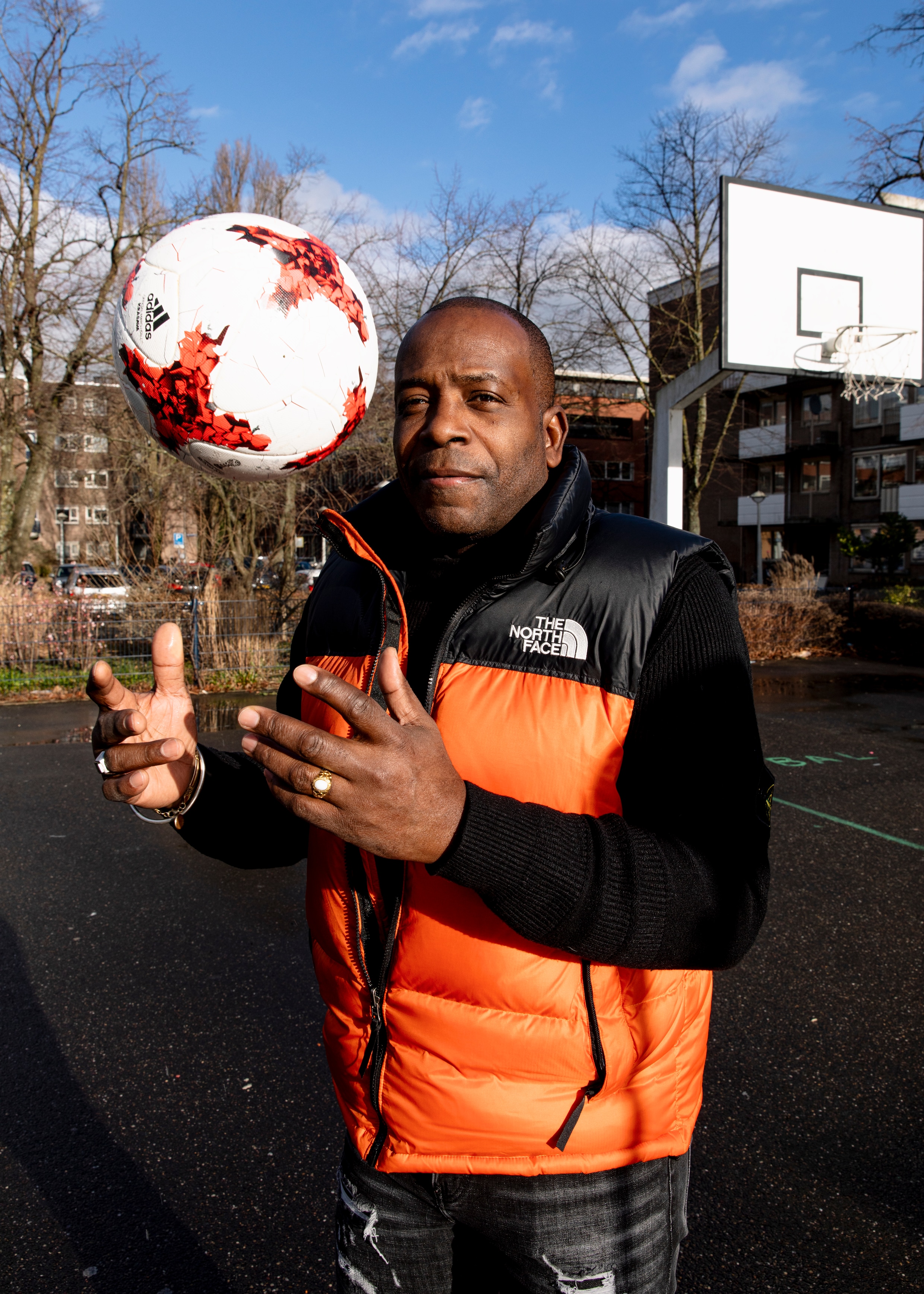 Oud-keeper Stanley Menzo over druk, succes en racisme: ‘Ik voelde me ...