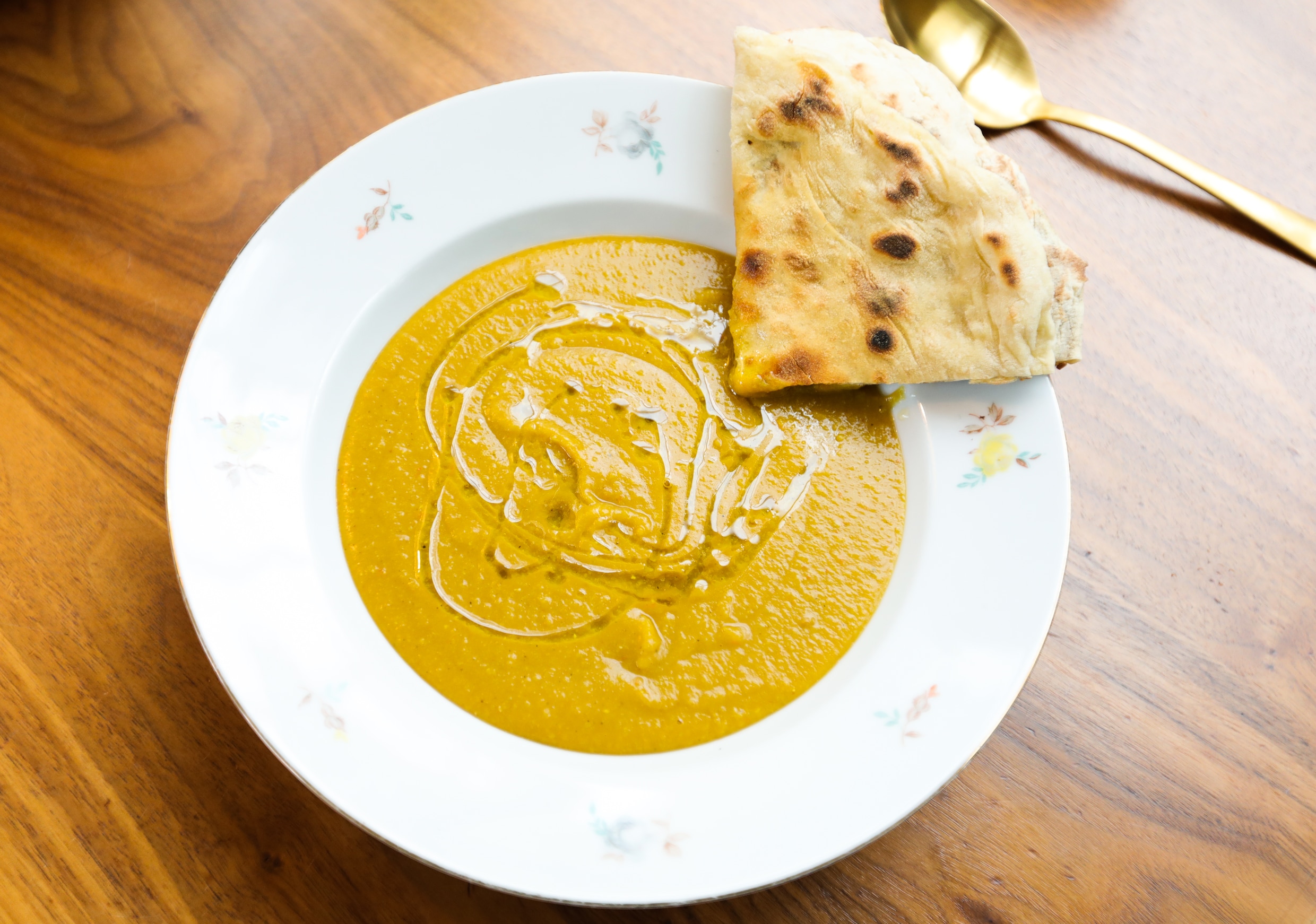 Een eigen draai aan tamarakt met Kauthar Bouchallikht | Het Parool