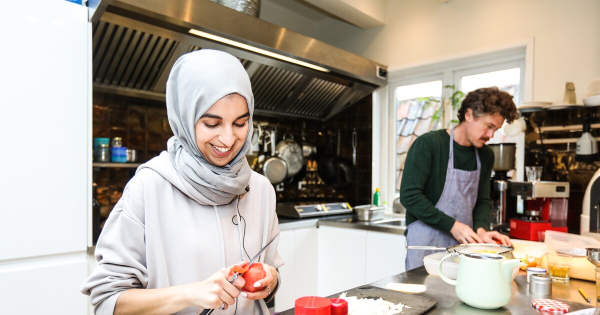 Een eigen draai aan tamarakt met Kauthar Bouchallikht | Het Parool