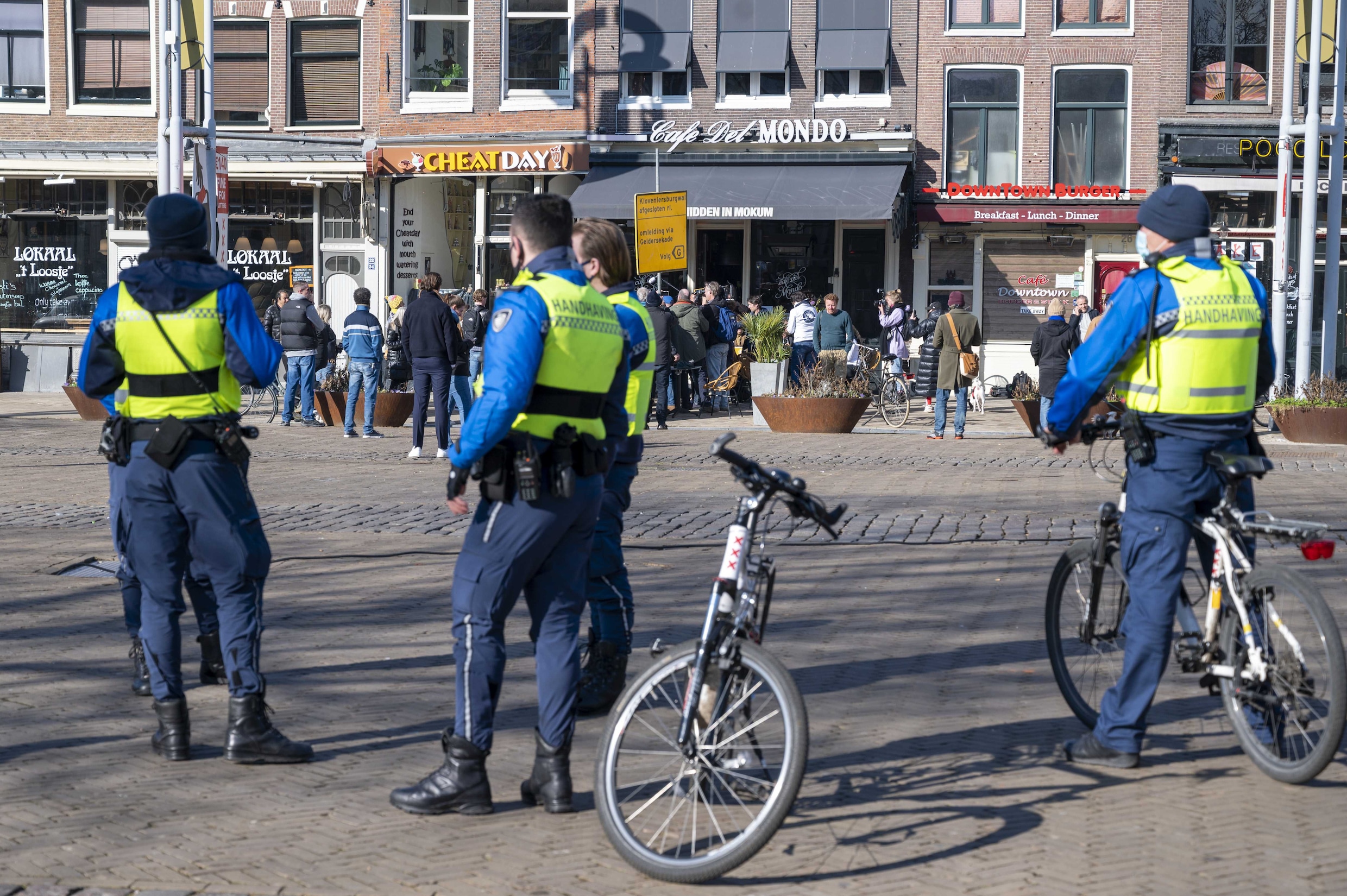 Boa’s krijgen wapenstok, sommigen ook handboeien | Het Parool Boa’s krijgen wapenstok, sommigen ook handboeien | Het Parool
