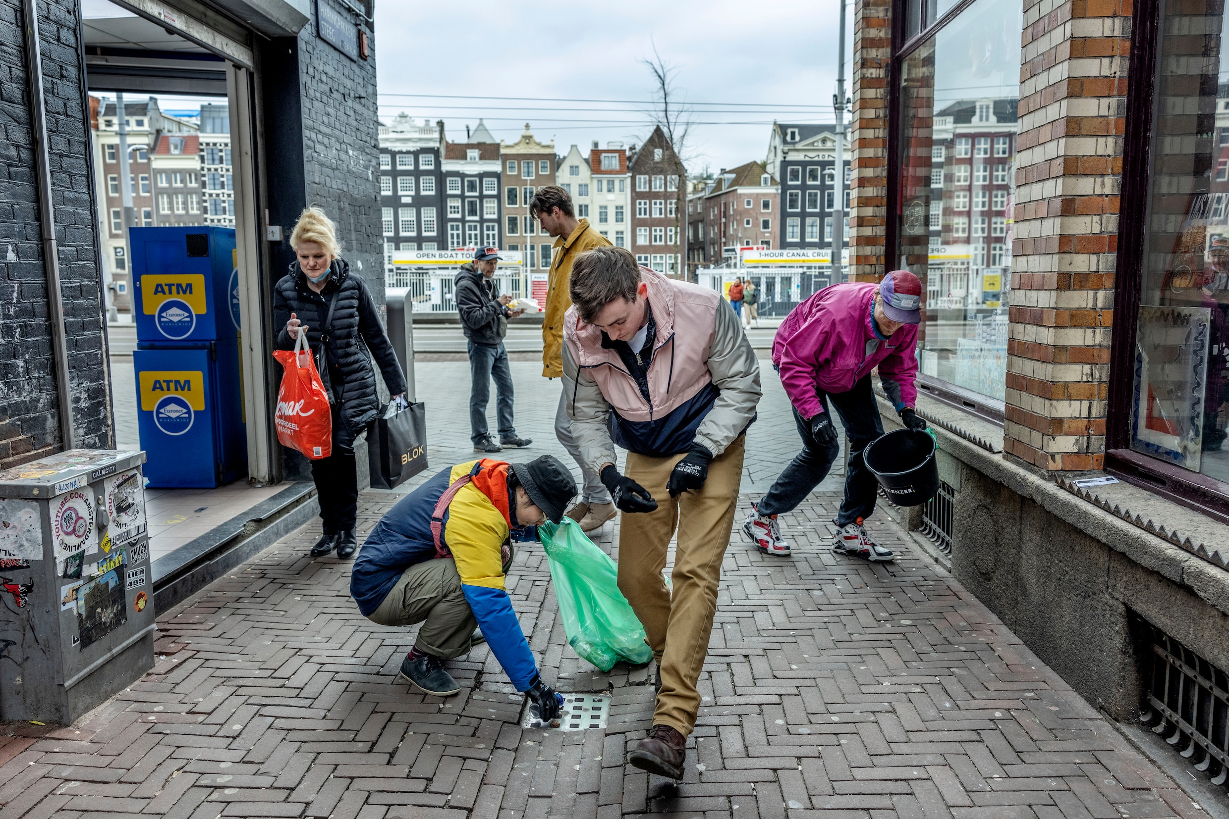 Vrijwilligers plukken peuken van straat: ‘Zit veel plastic in’ | Het Parool