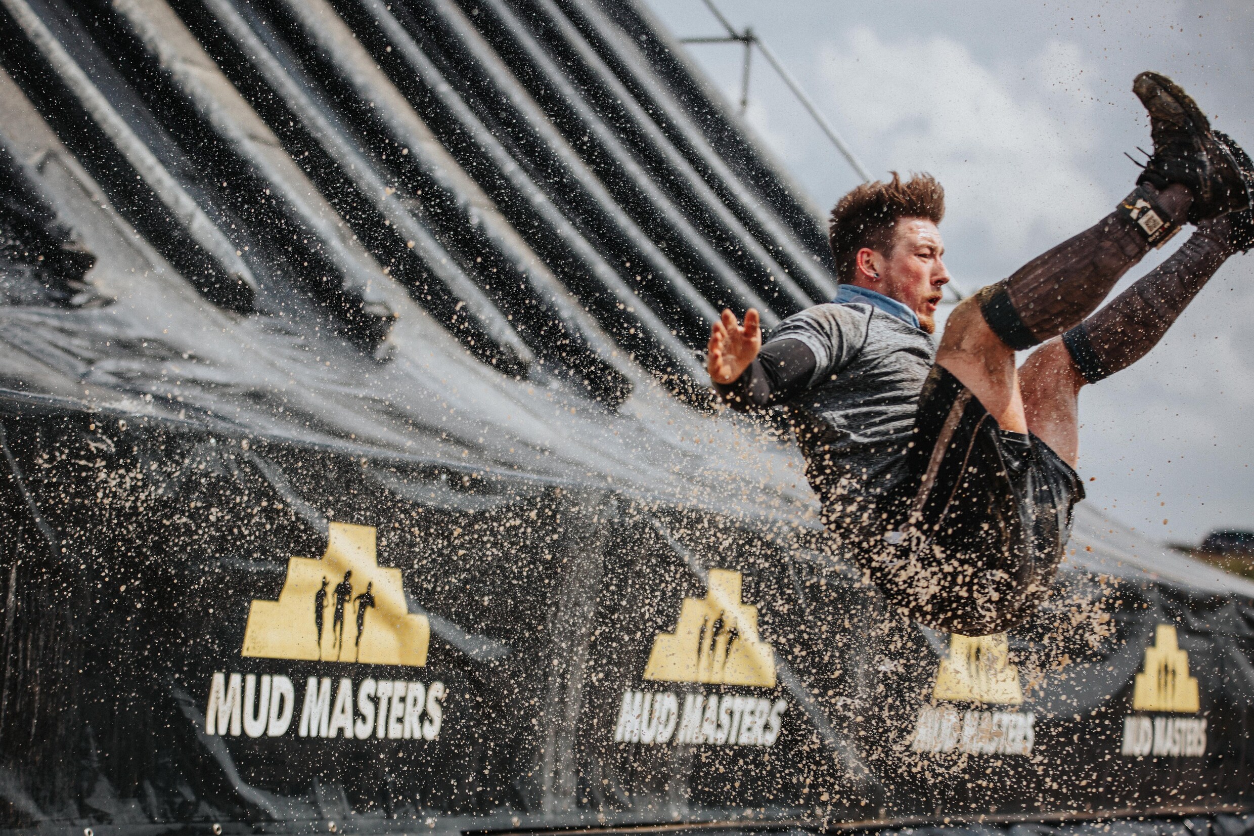 7 kilometer vol hindernissen en vooral veel modder: Mud Masters gaat ...
