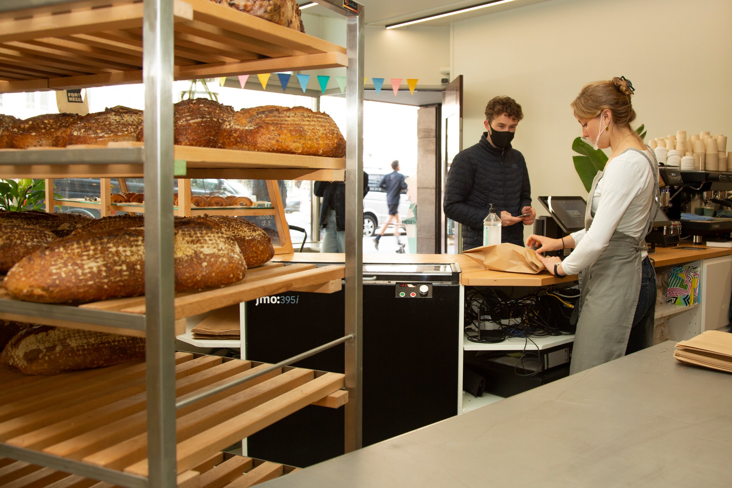 Bij bakkerij Fort Negen maken ze alles met de hand | Het Parool