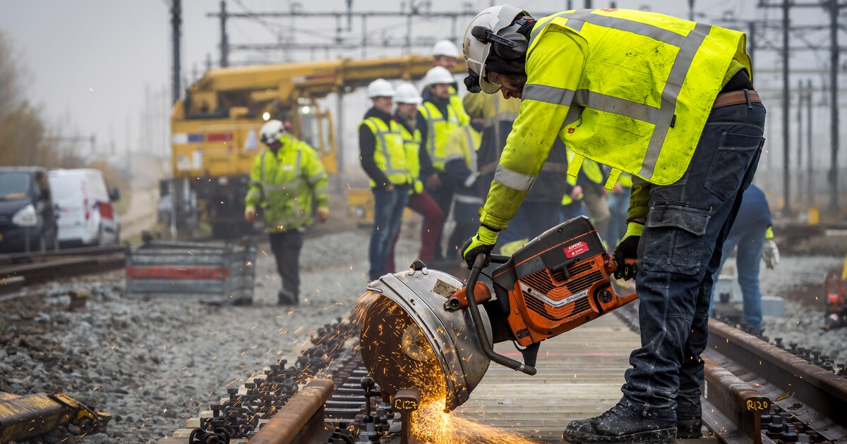 Projecten ProRail onder druk door tekorten en strenge regelgeving | Het Parool