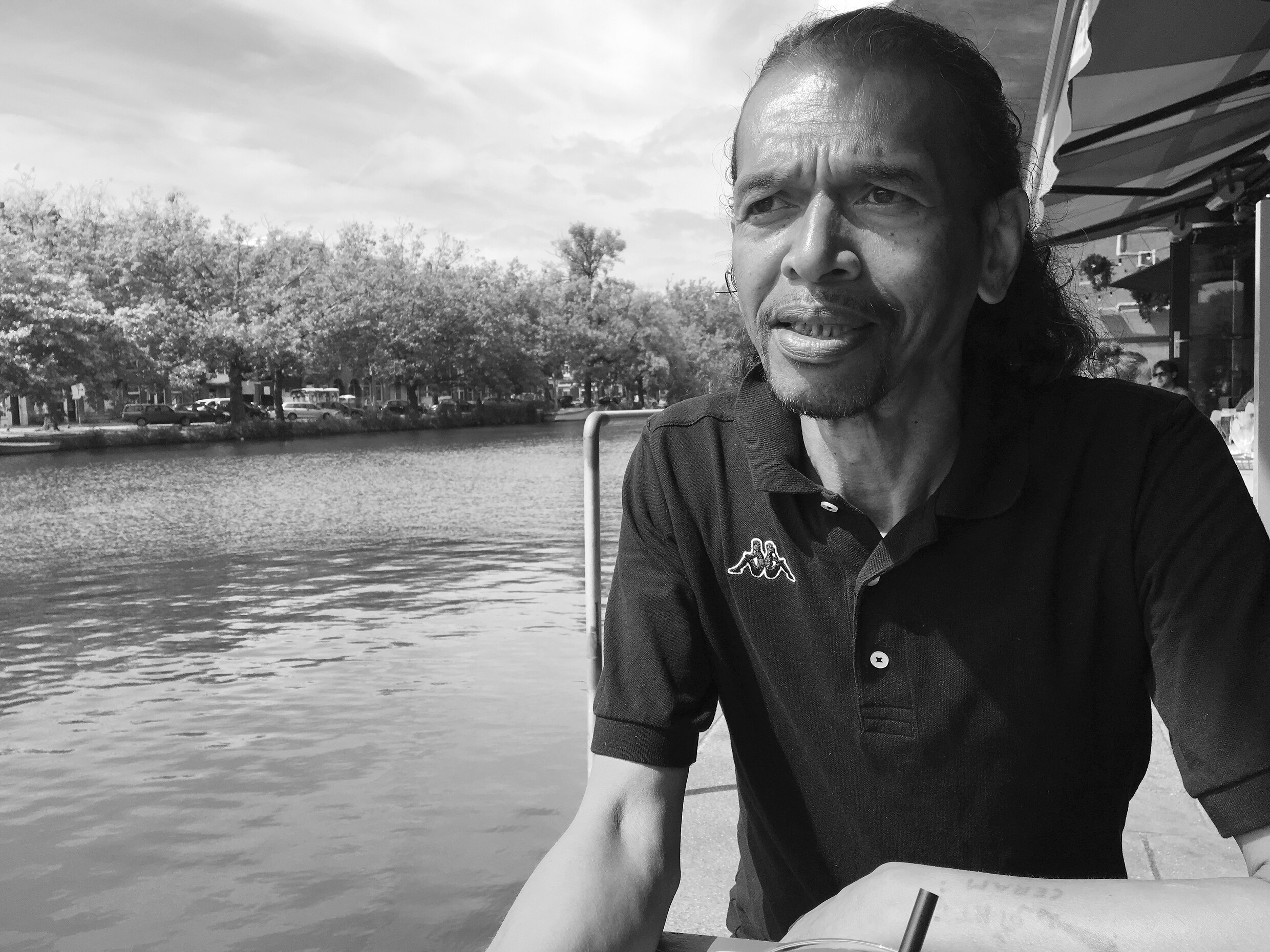 Roy Titawanno (1956-2021) zat net in rustiger vaarwater – toen sloeg in ...