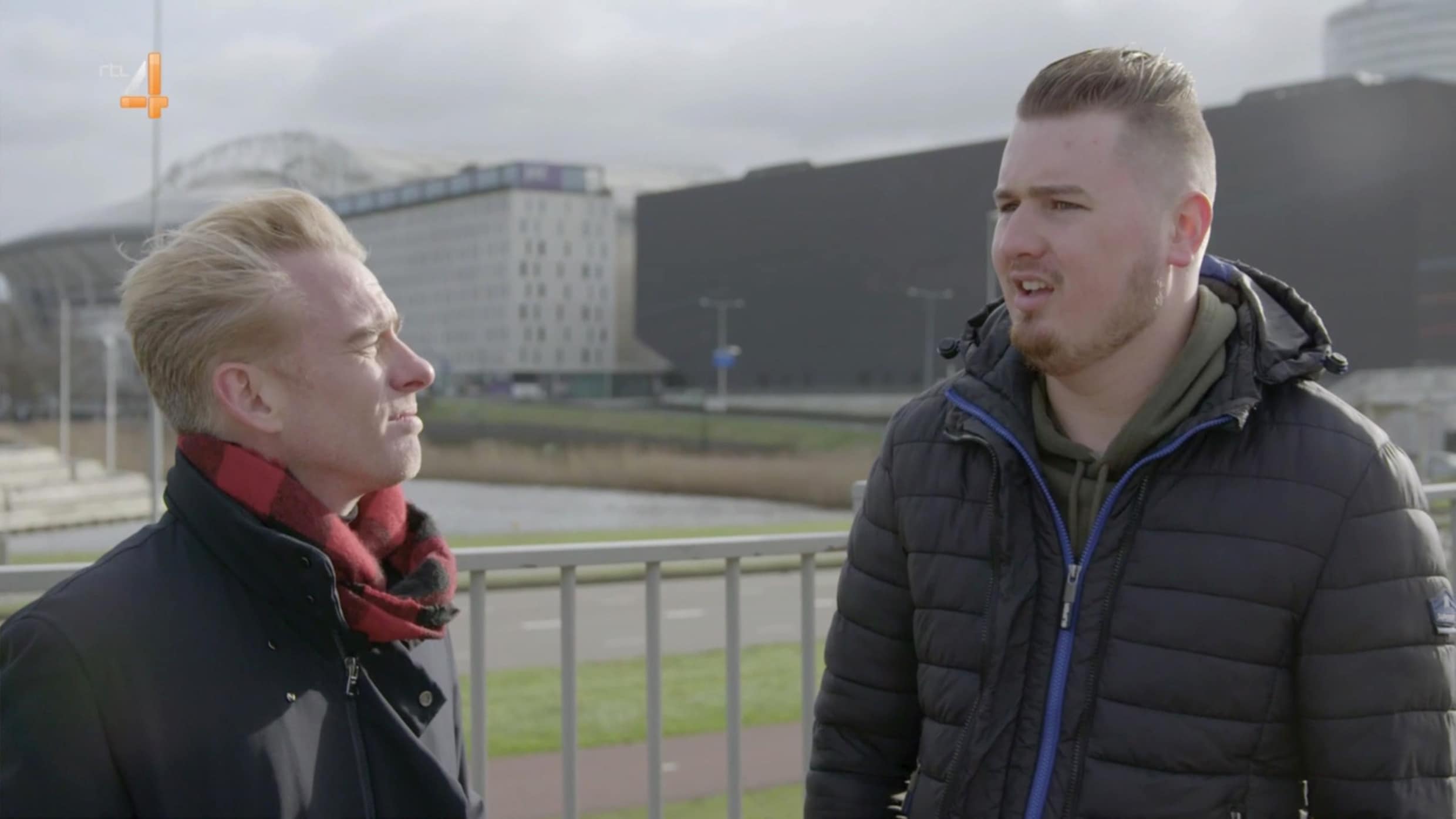 Het leek hooligan Wesley wel geinig naar AZ-keeper Esteban te rennen ...