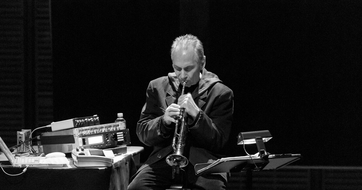 Jon Hassell (1937-2021) maakte op zijn manier ‘Vierde Wereldmuziek ...