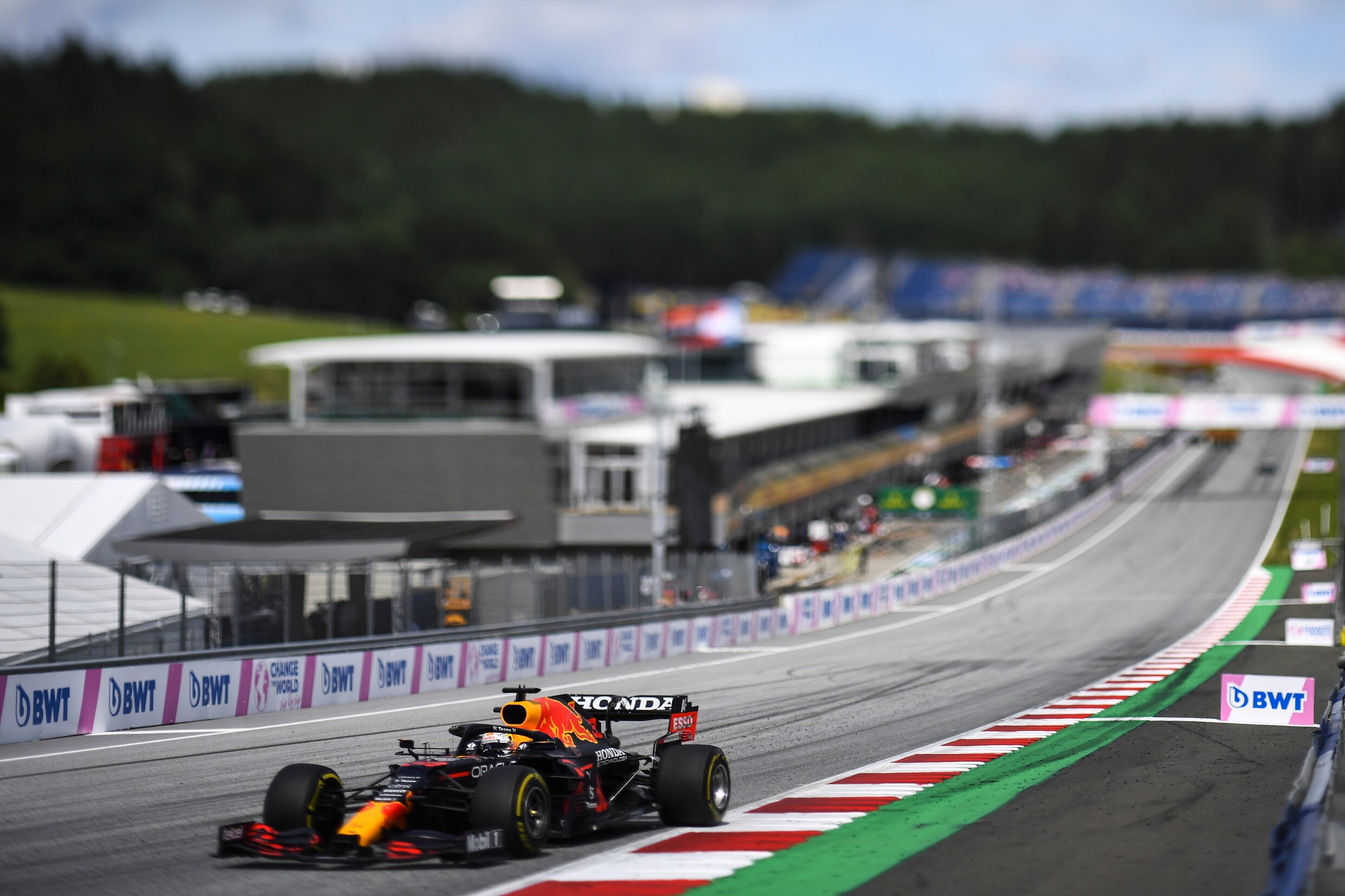 Machtige Verstappen heerst in ‘thuisrace’ en deelt nieuwe tik uit aan Hamilton | Het Parool