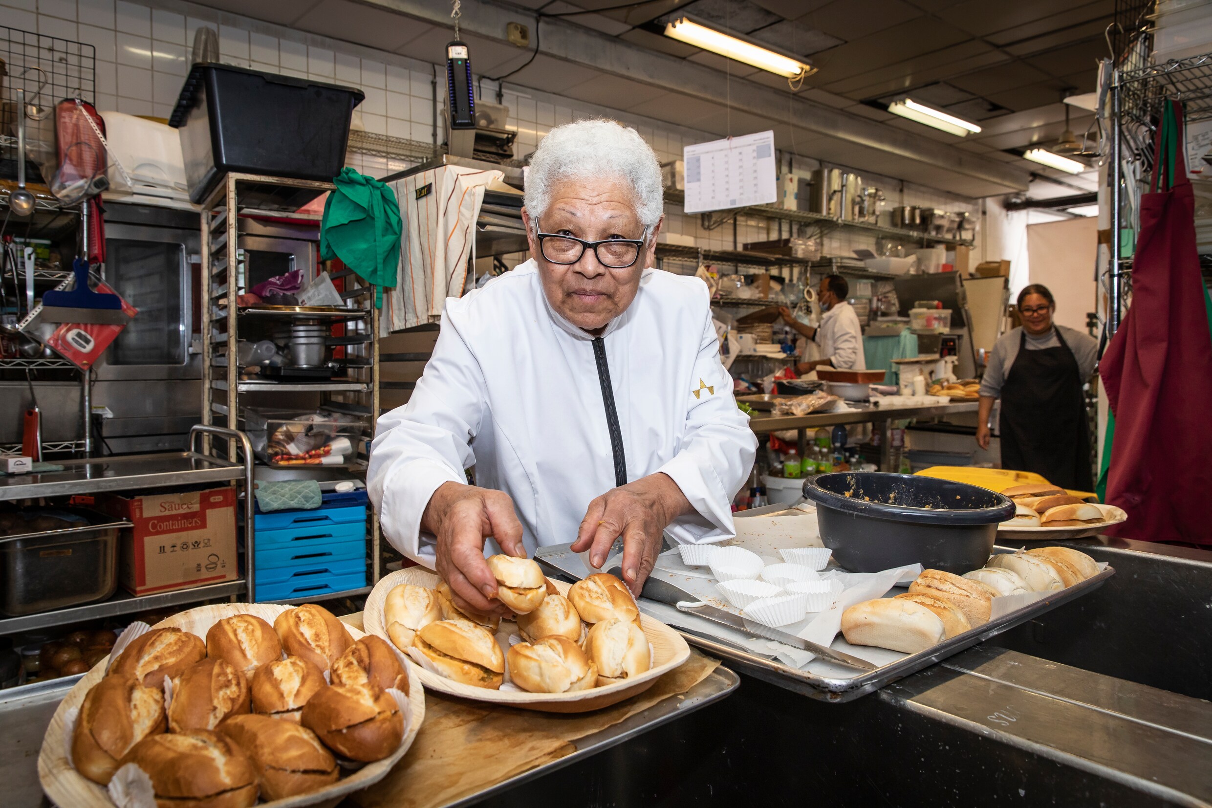 Mavis Hofwijk, uithangbord van de Surinaamse keuken, geëerd met Mes van ...