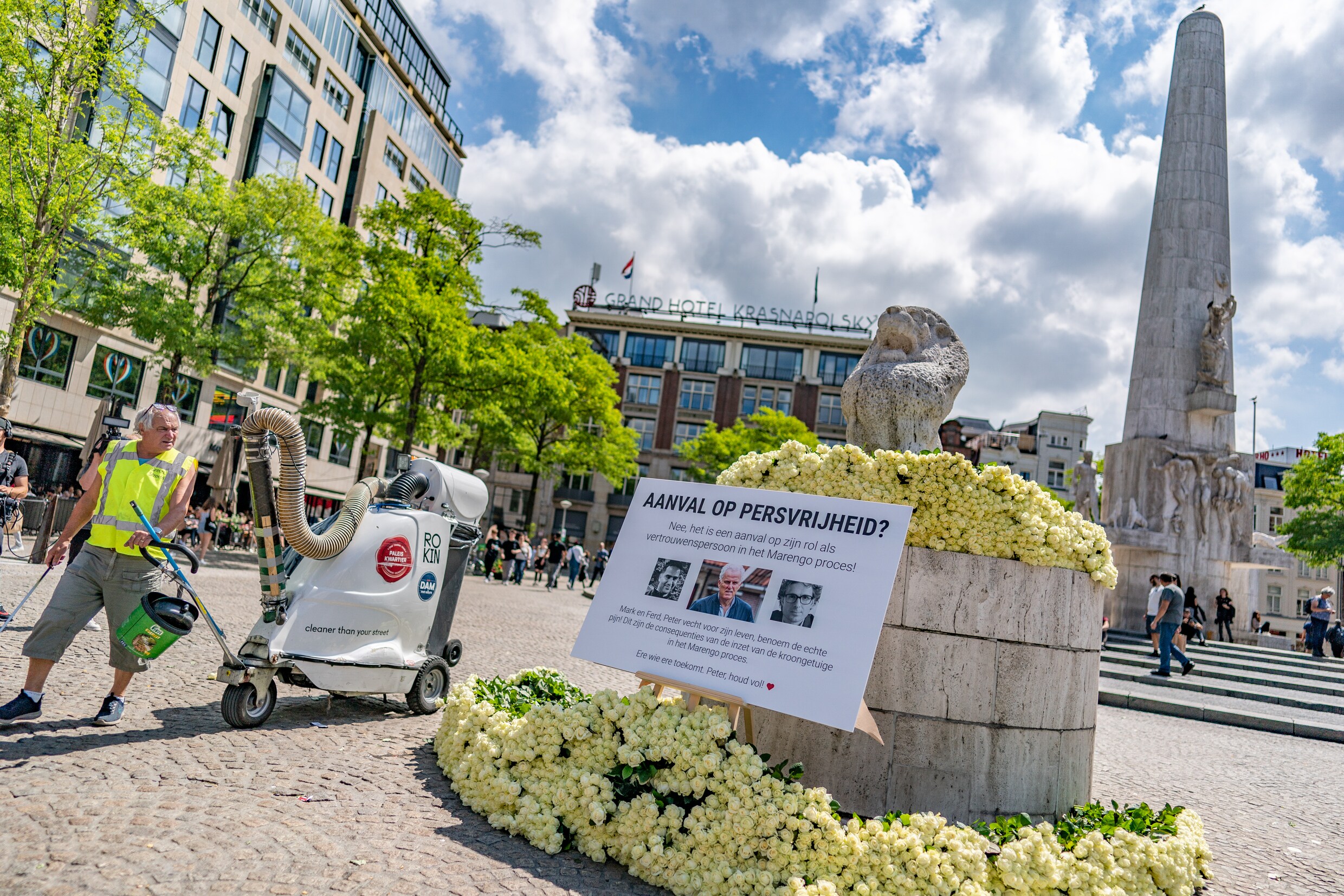 4000 witte rozen op de Dam voor Peter R. de Vries: ‘Het moet stoppen ...