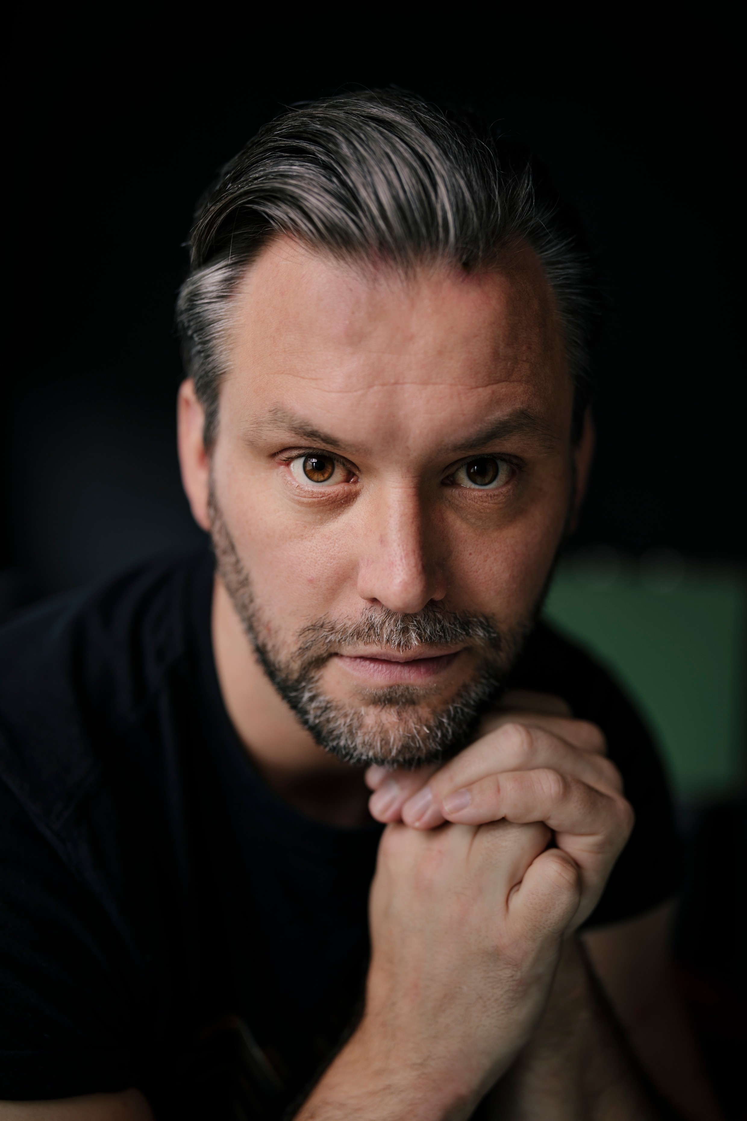 Acteur Kevin Hassing: ‘Ik zei zelfs dat wodka goed was voor mijn stem ...