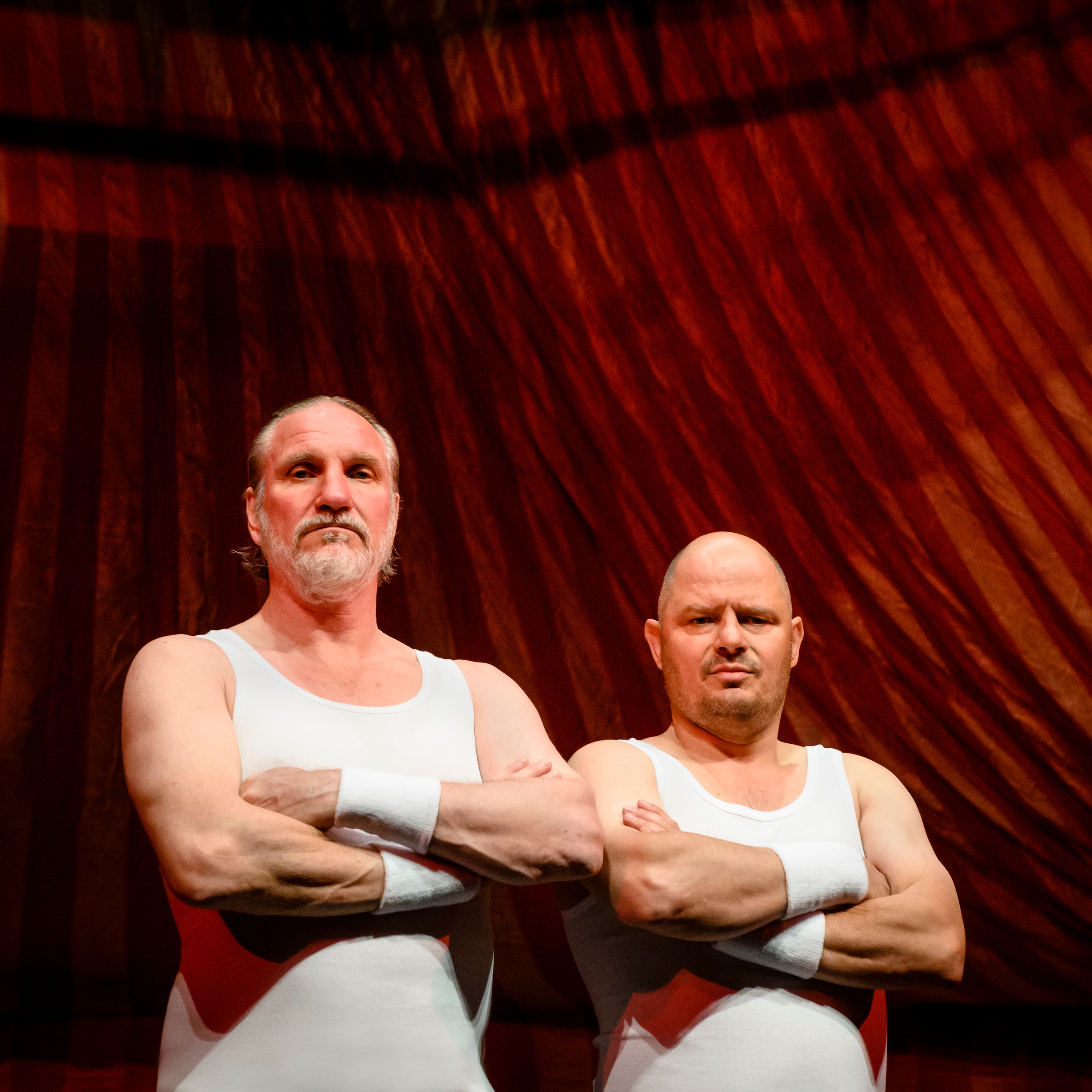 ‘Trapeze’ veroordeelt twee mannen tot elkaar in de nok van een ...