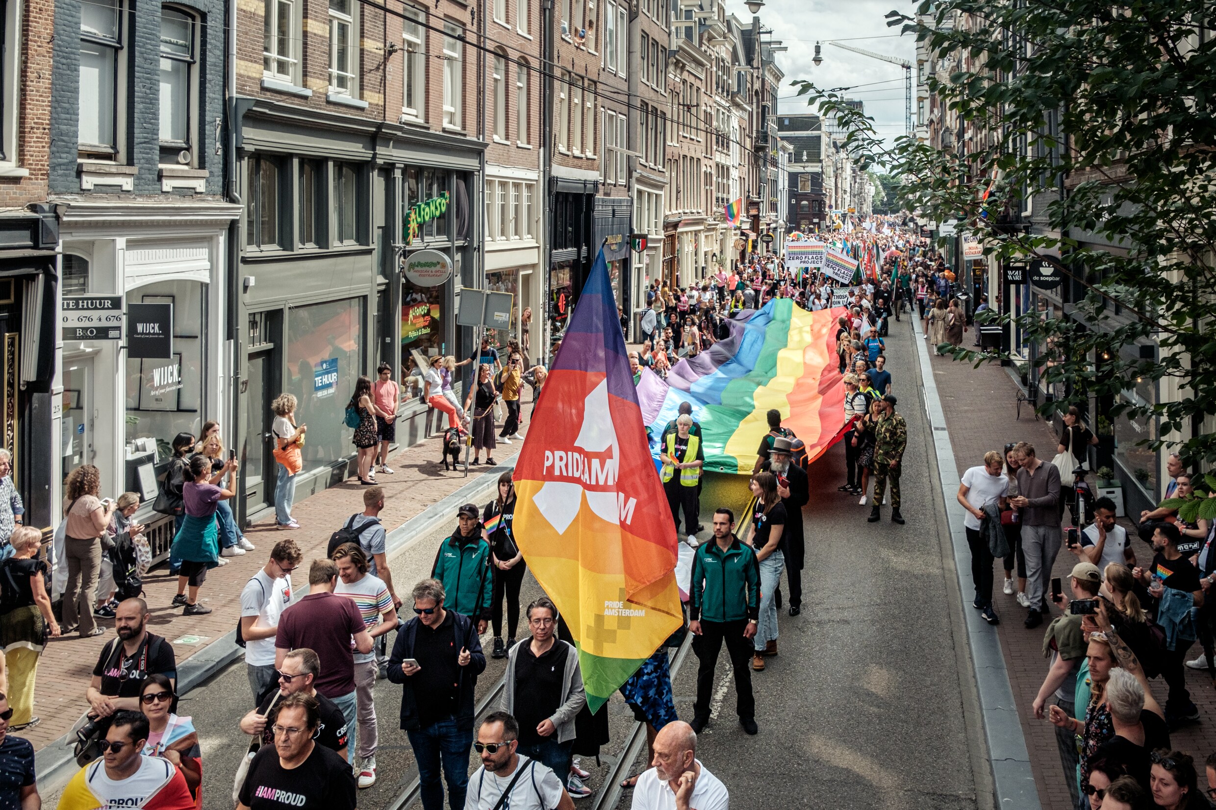 Organisatie Pride Walk neemt afstand van demonstranten die meeliepen ...