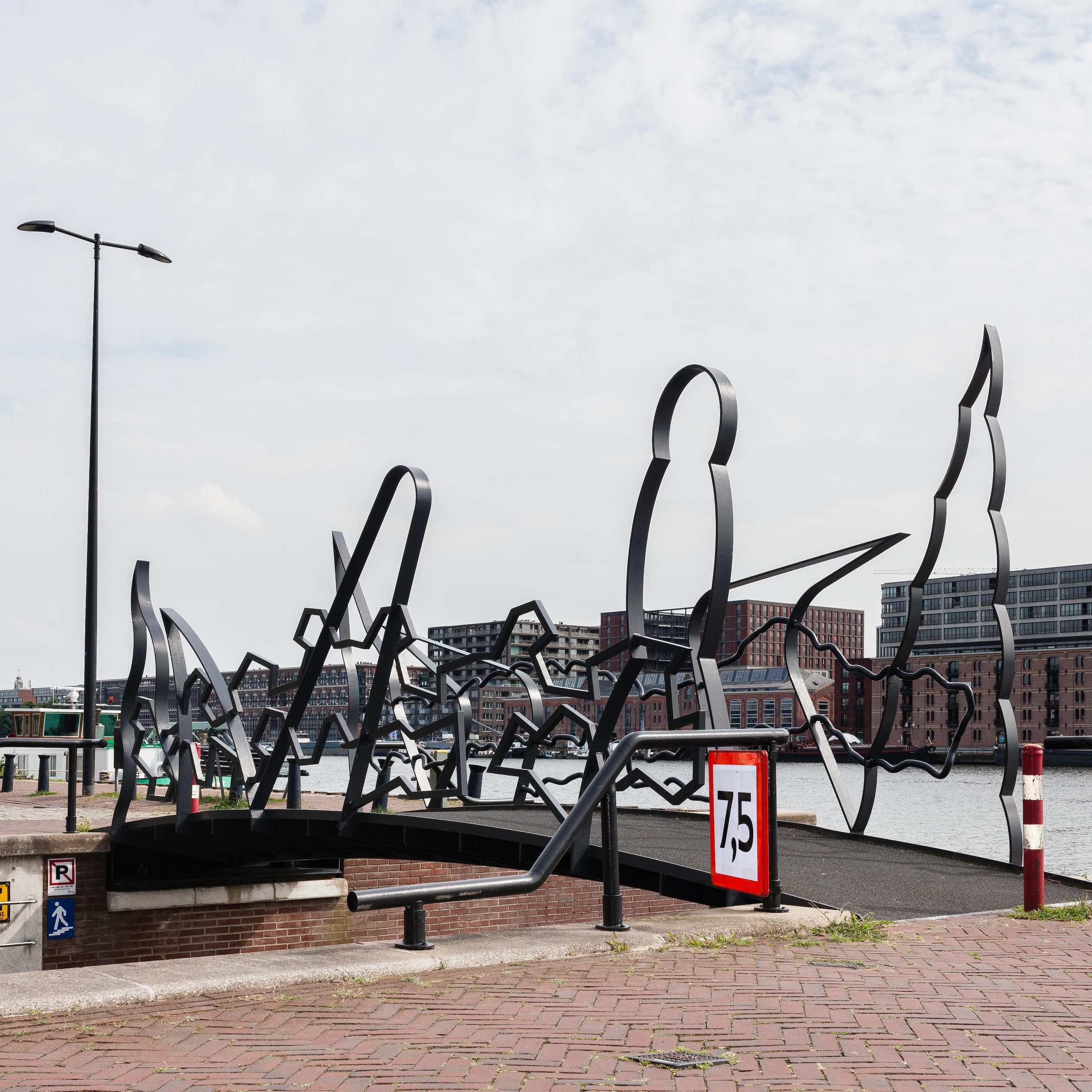 Het Spinozamonument is een symbool voor de ‘waarden van Amsterdam ...